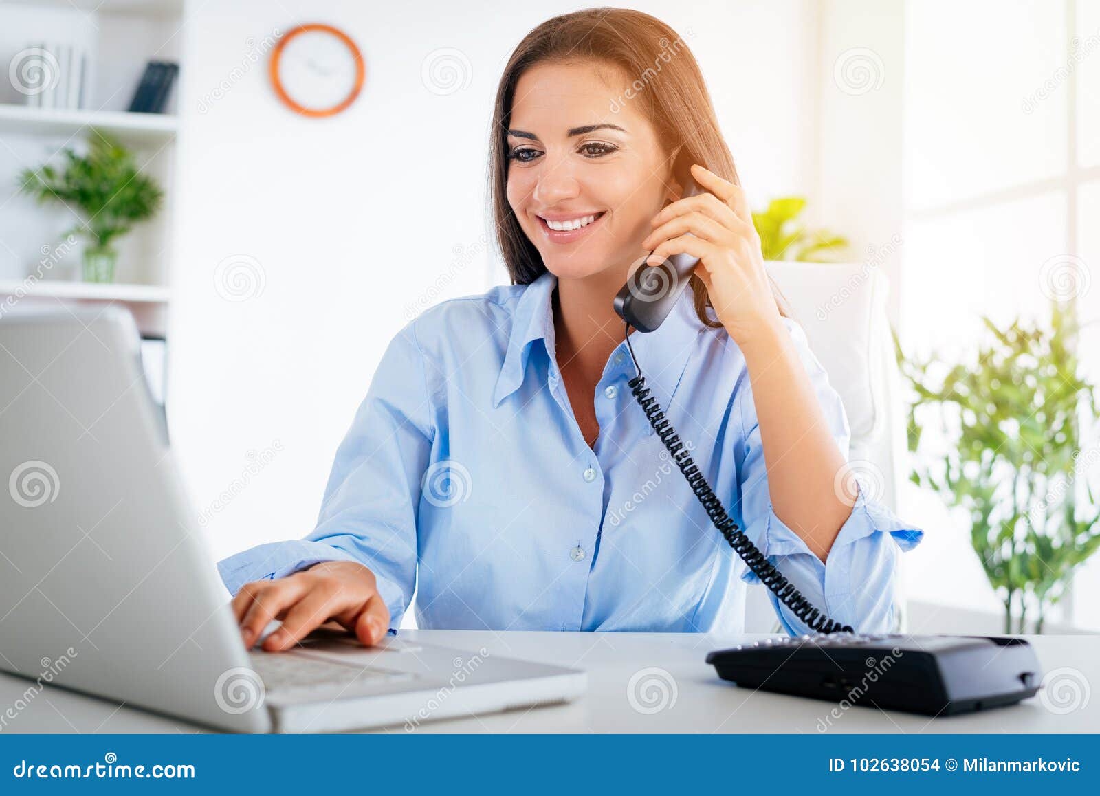 Onderneemster Die in Het Bureau Telefoneren Stock Foto - Image of ...