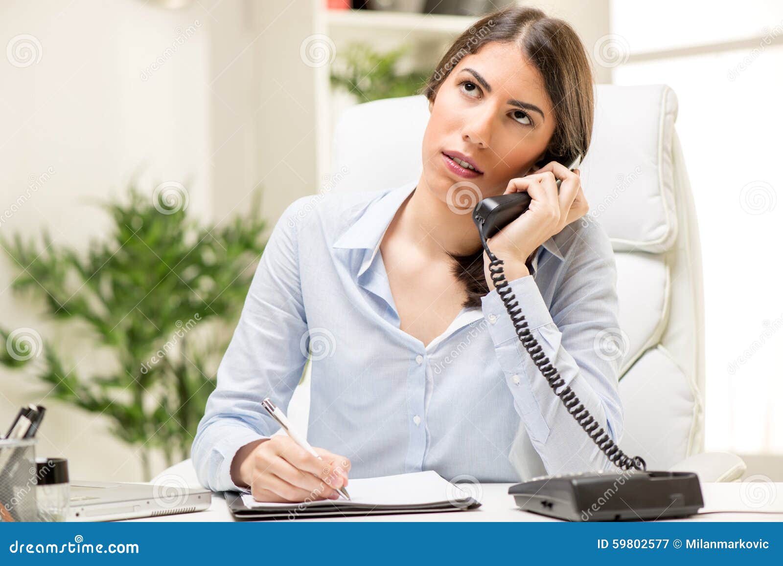 Onderneemster Die in Het Bureau Telefoneren Stock Afbeelding - Image of ...