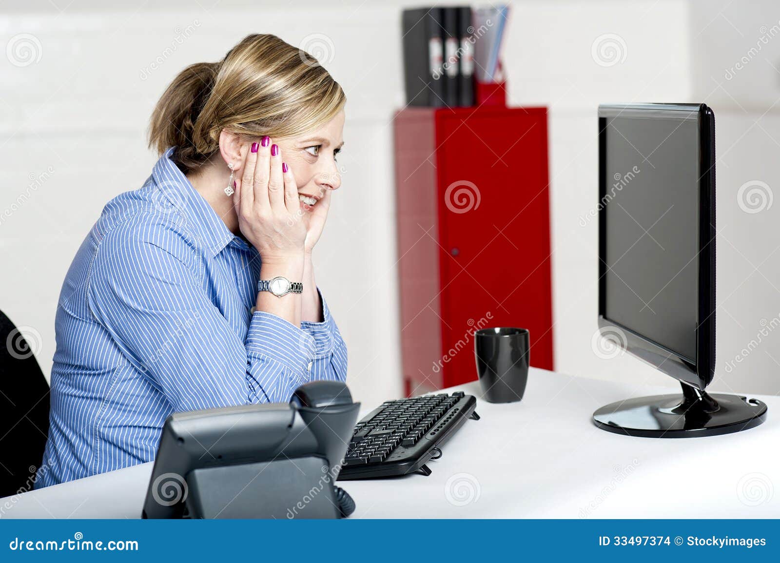 Onderneemster Die Het Computerscherm Onderzoeken Stock Foto - Image of ...