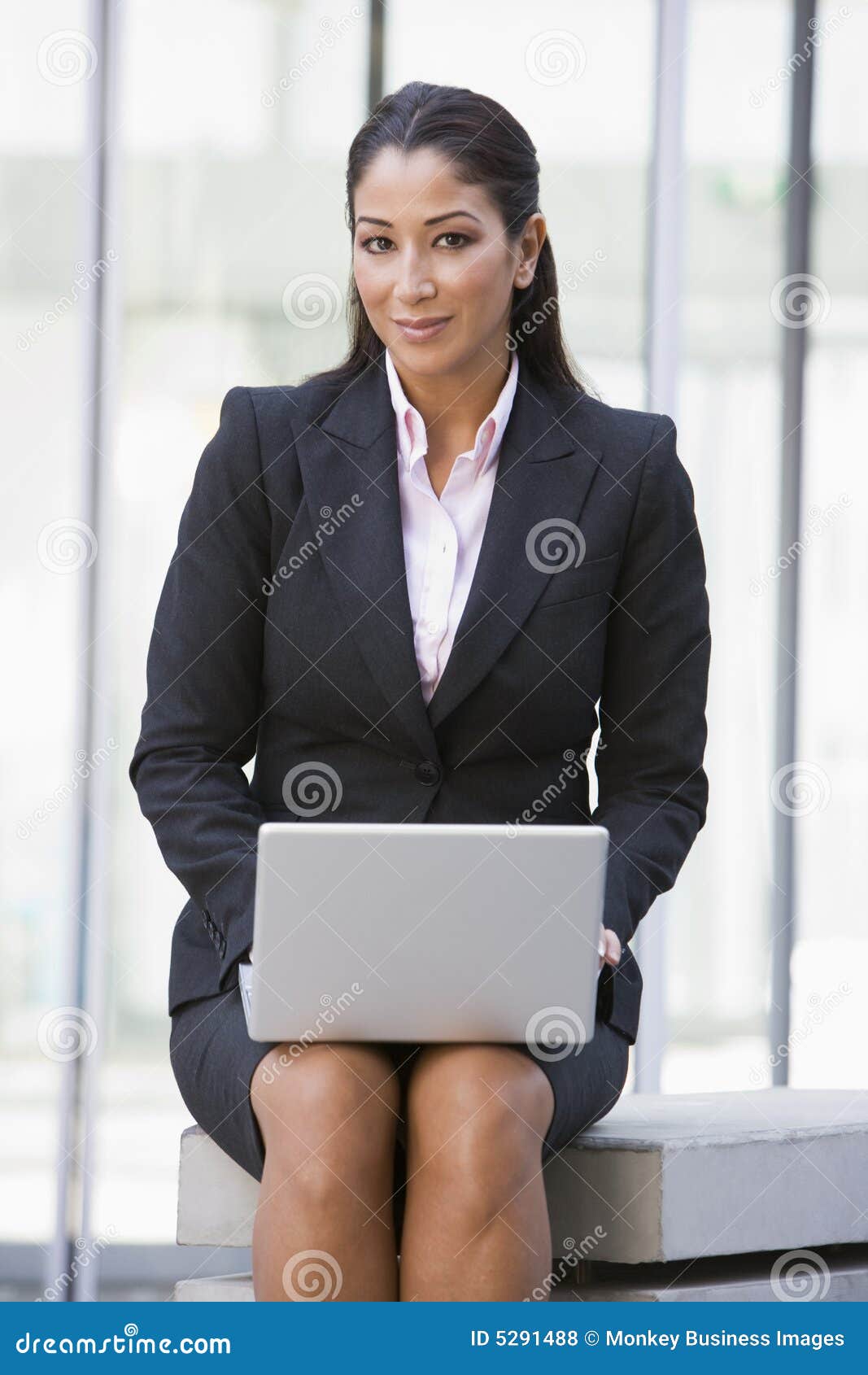 Onderneemster Die Laptop Computer Buiten Met Behulp Van Stock Foto ...
