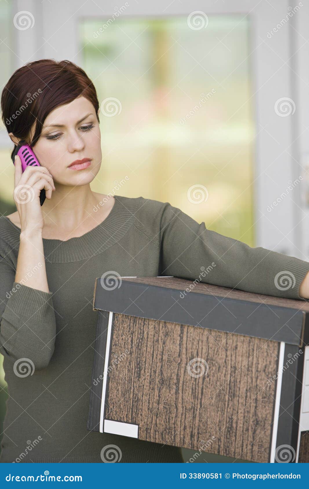 Onderneemster Using Mobile Phone Met Het Bewegen Van Doos Stock ...