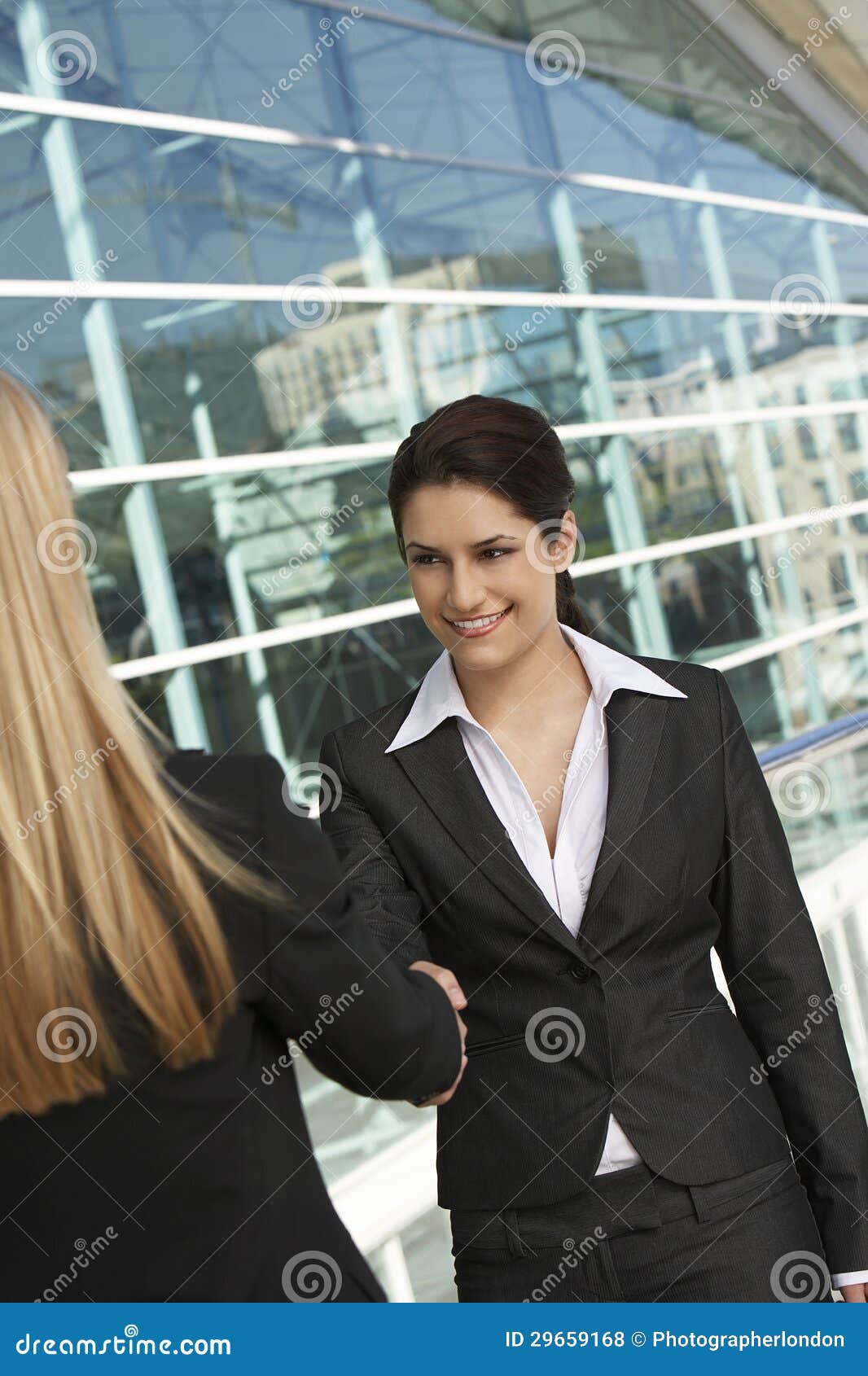 Onderneemsters Die Elkaar Begroeten Stock Foto - Image of handdruk ...