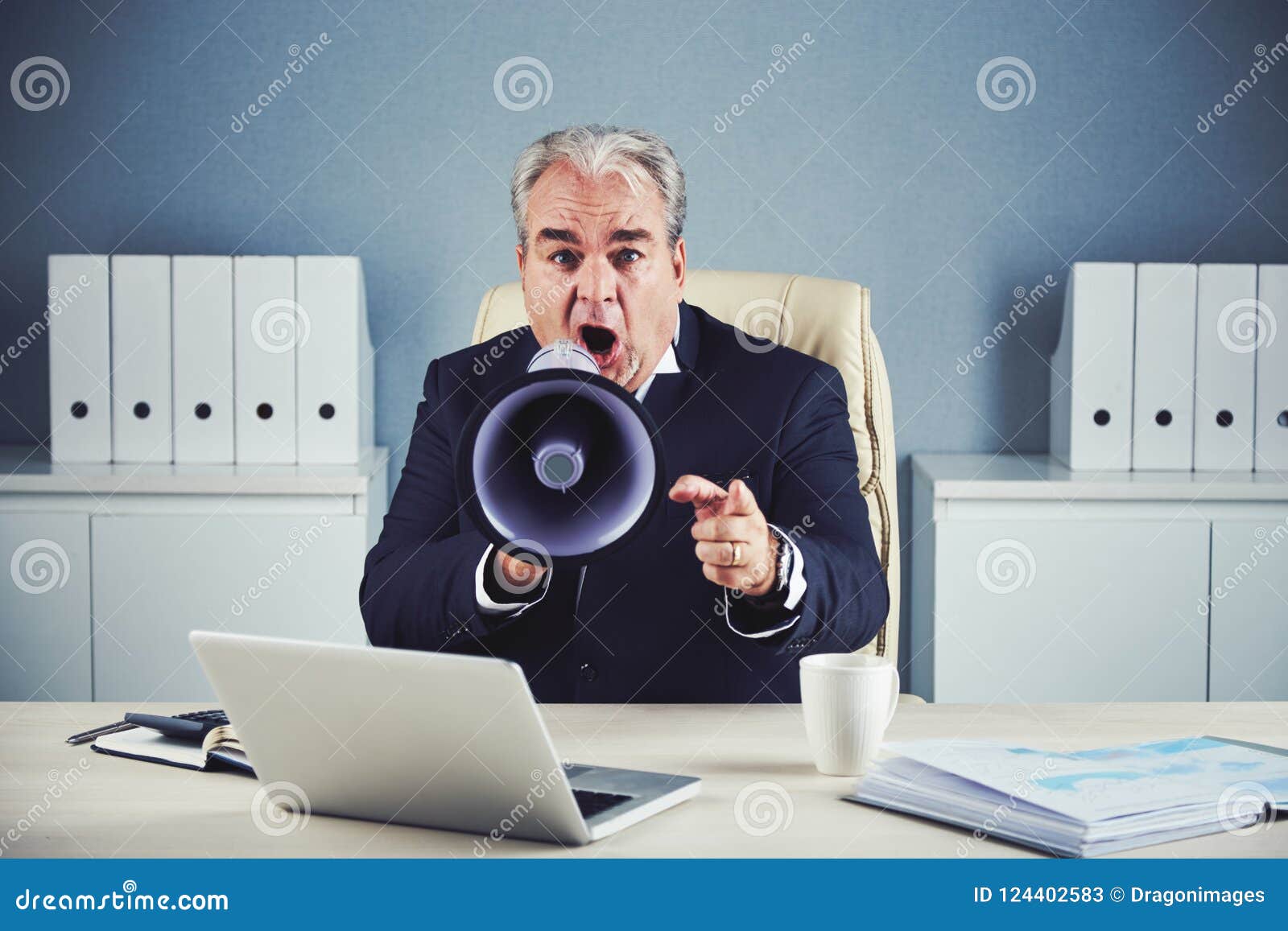 Ondernemer met luidspreker stock afbeelding. Image of mens - 124402583