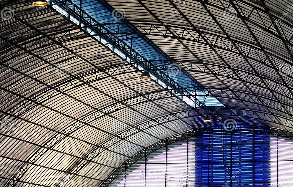 Ondersteunende Structuur Van Een Gebogen Dak Stock Foto - Image of ...