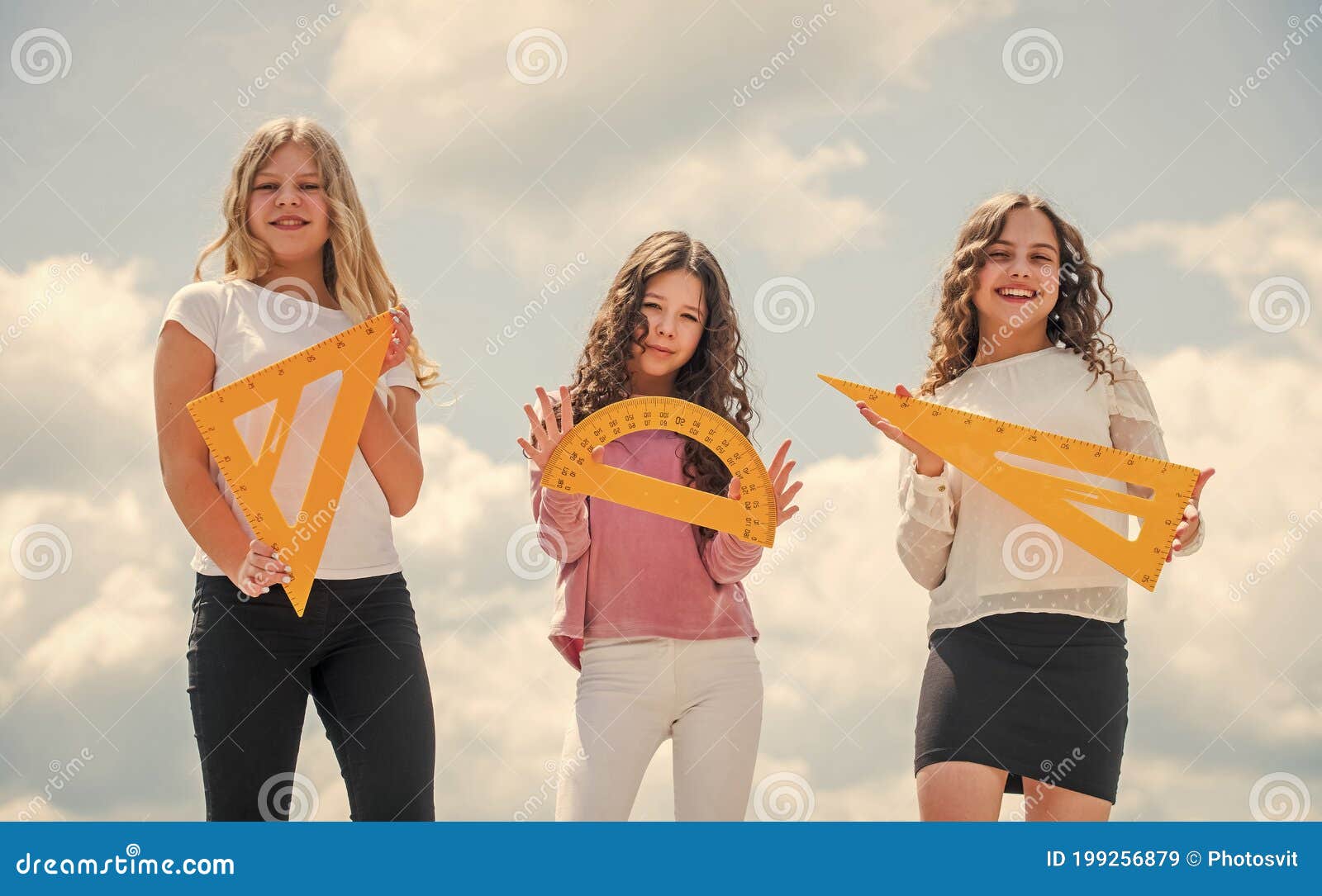 Onderwijsconcept Schoolstudenten Die Meetkunde Leren Meisjes Met ... Onderwijsconcept Schoolstudenten Die Meetkunde Leren Meisjes Met ...