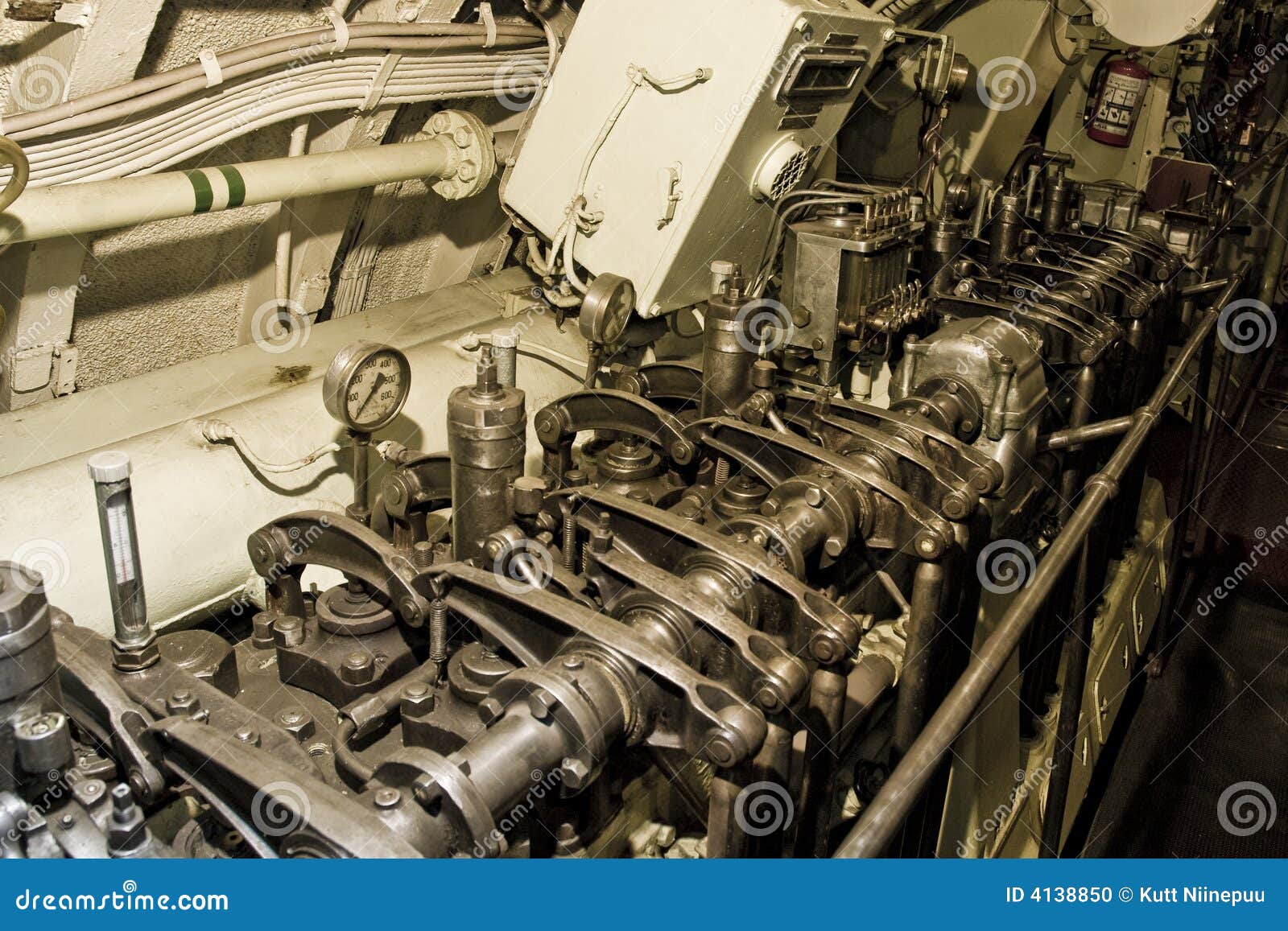 Onderzeeër binnen stock foto. Image of technologie, zuigers - 4138850