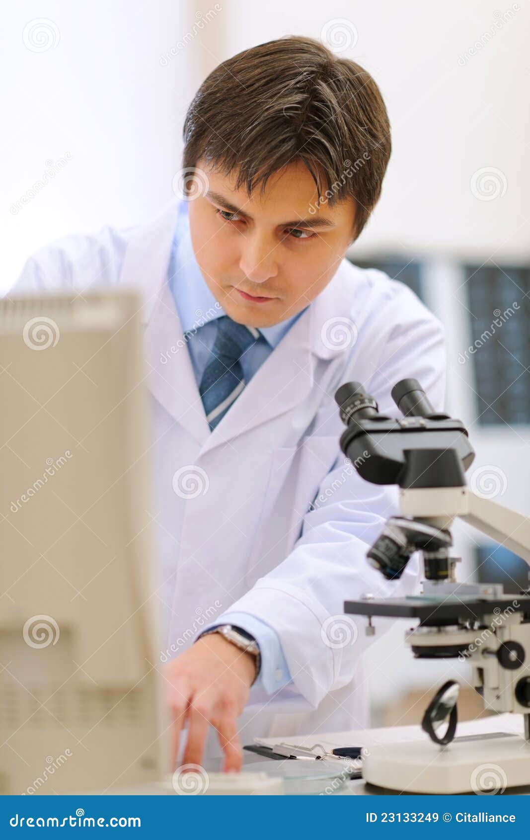 Onderzoeker Die in Medisch Laboratorium Werkt Stock Afbeelding - Image ...