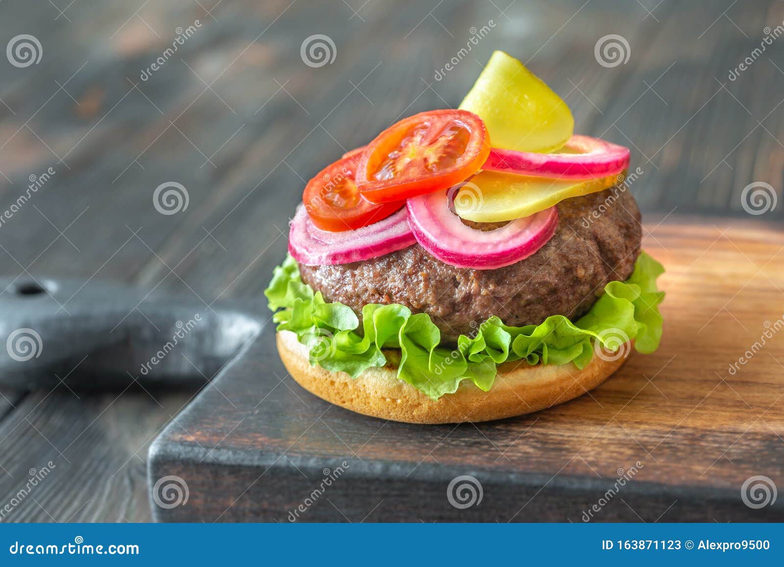 One Hamburger on the Cutting Board Stock Image - Image of burning, loaf ...