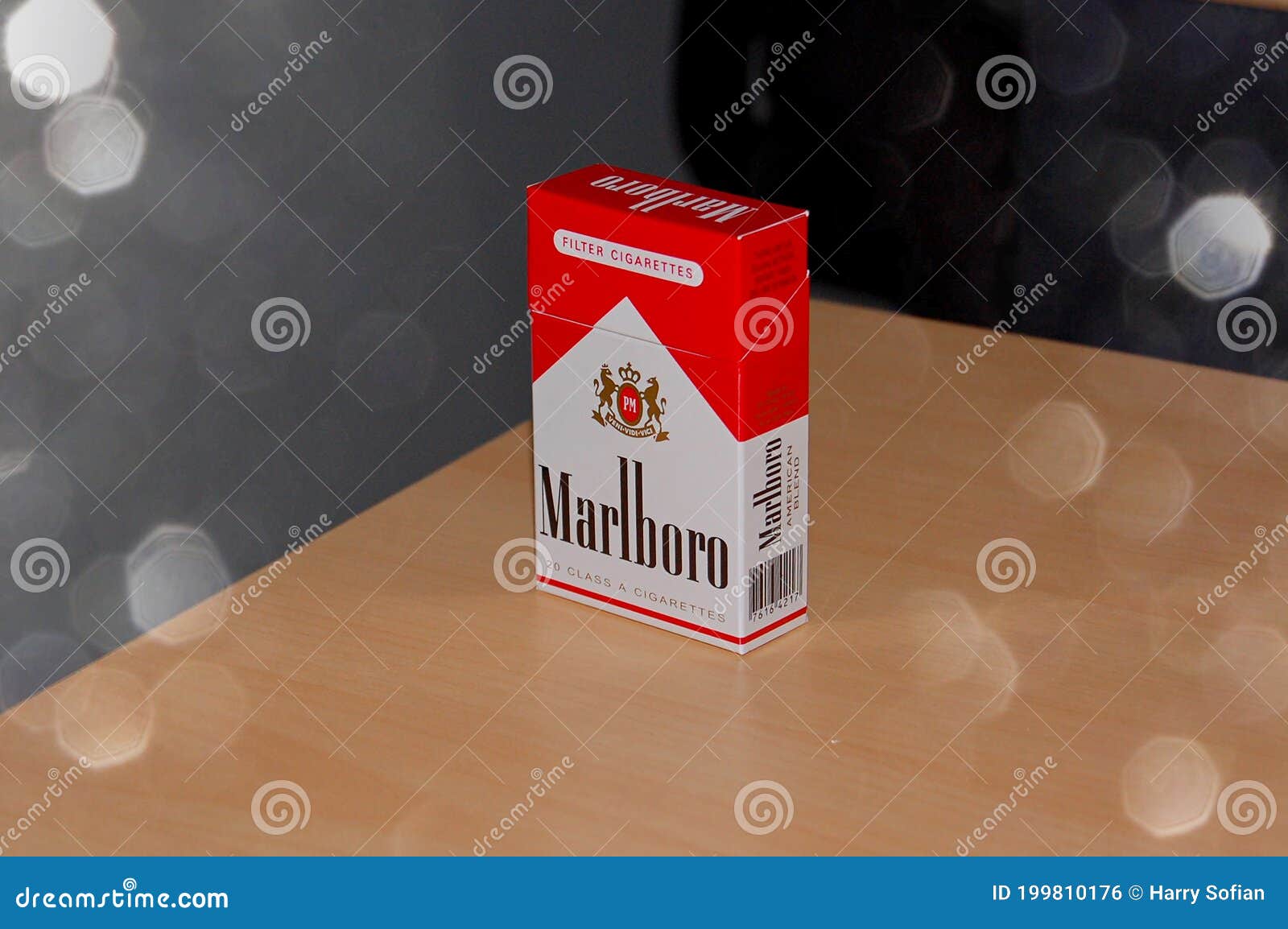 Marlboro cigarette editorial photo. Image of electronic - 199810176