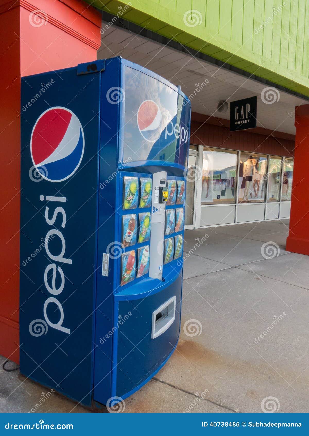 One Vending machine editorial photo. Image of thirsty - 40738486