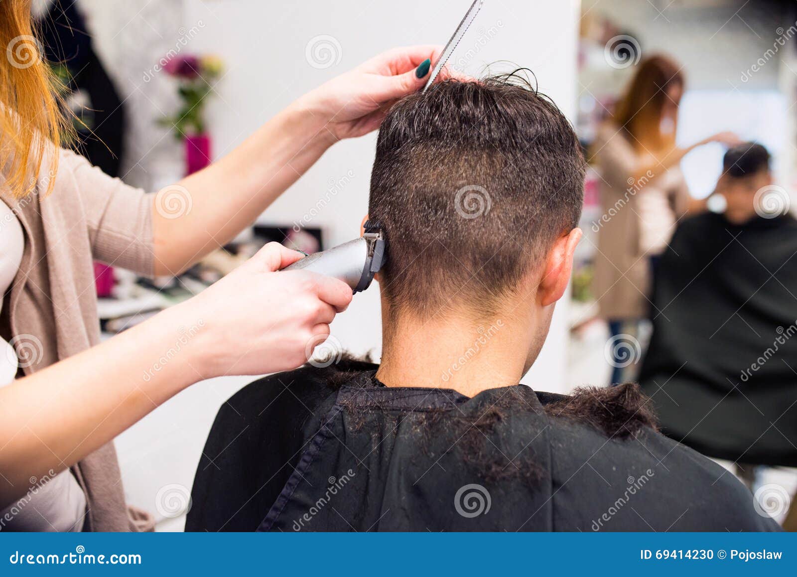 Onherkenbaar Kapper Het Scheren Hoofd Van Haar Jonge Cliënt Stock Foto ...