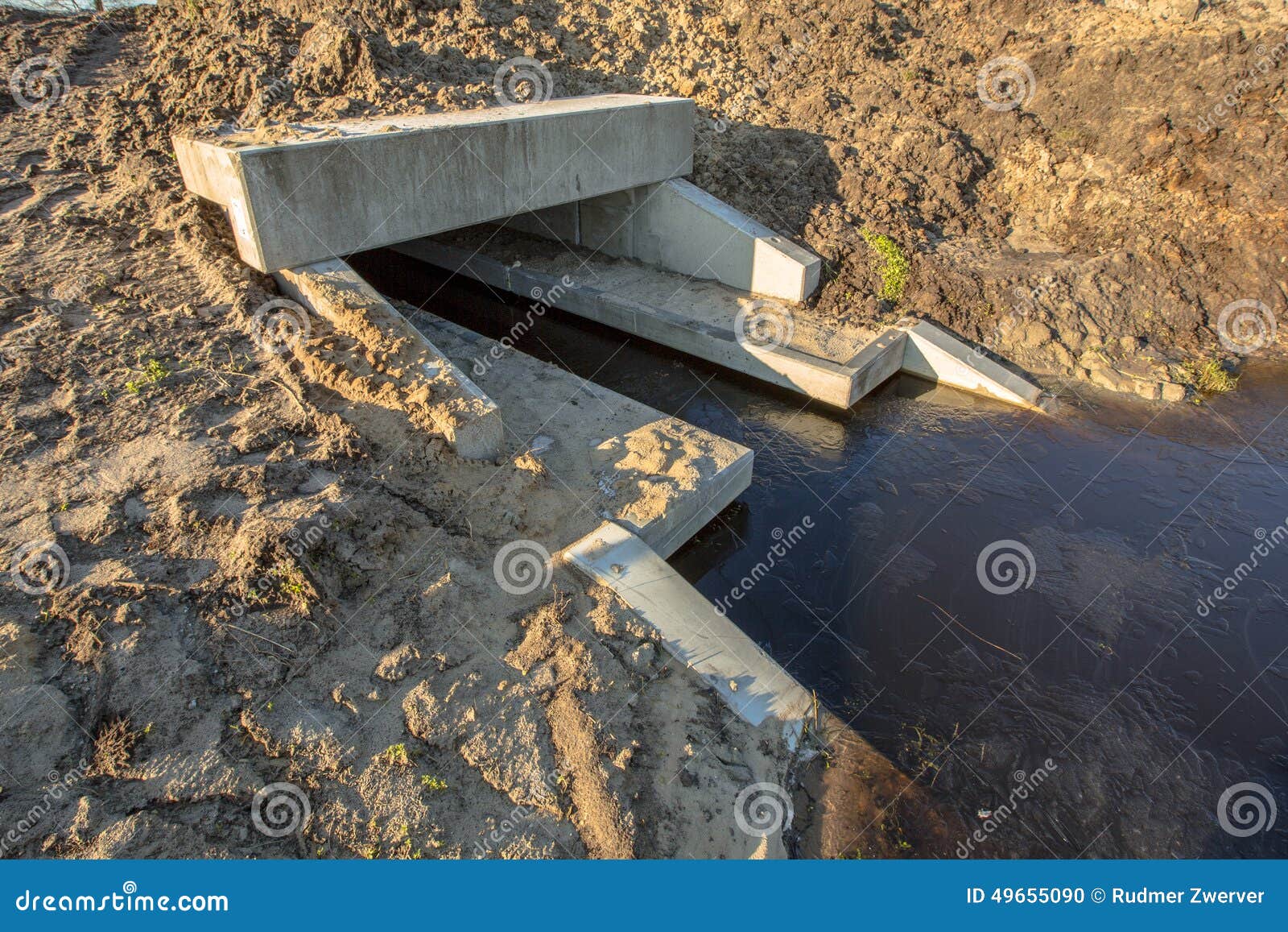 Onlangs Geconstrueerde Eco-Duiker Stock Foto - Image of leefgebied ...
