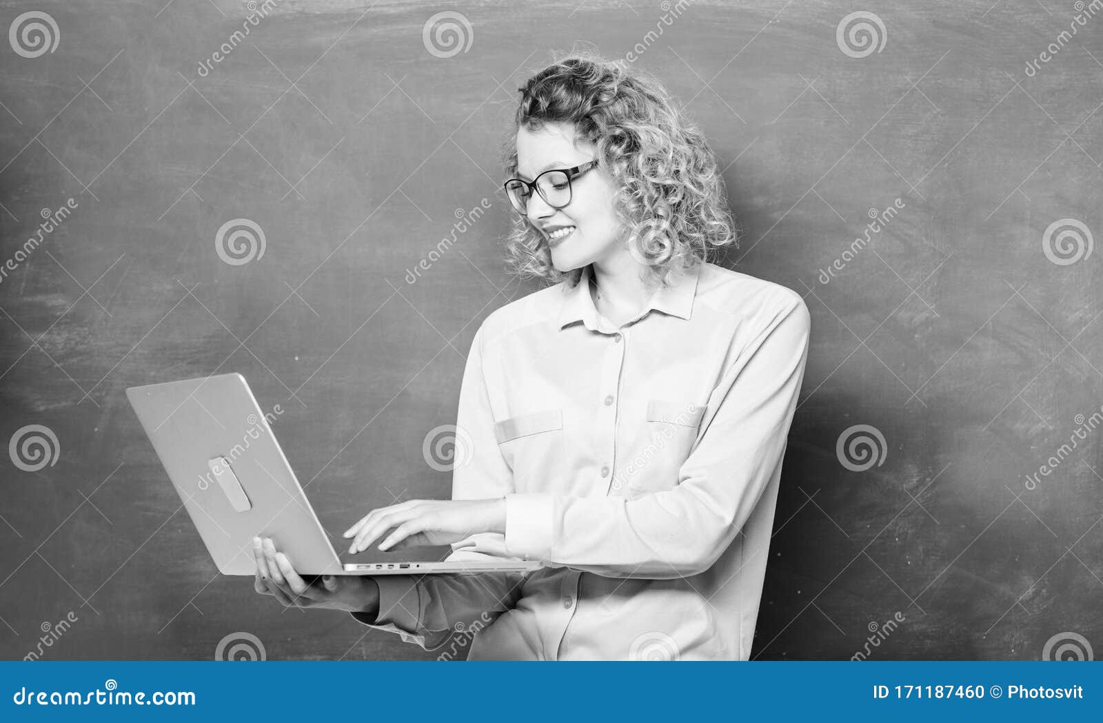 Online Course. School Teacher Notebook Chalkboard Background. Distance ...