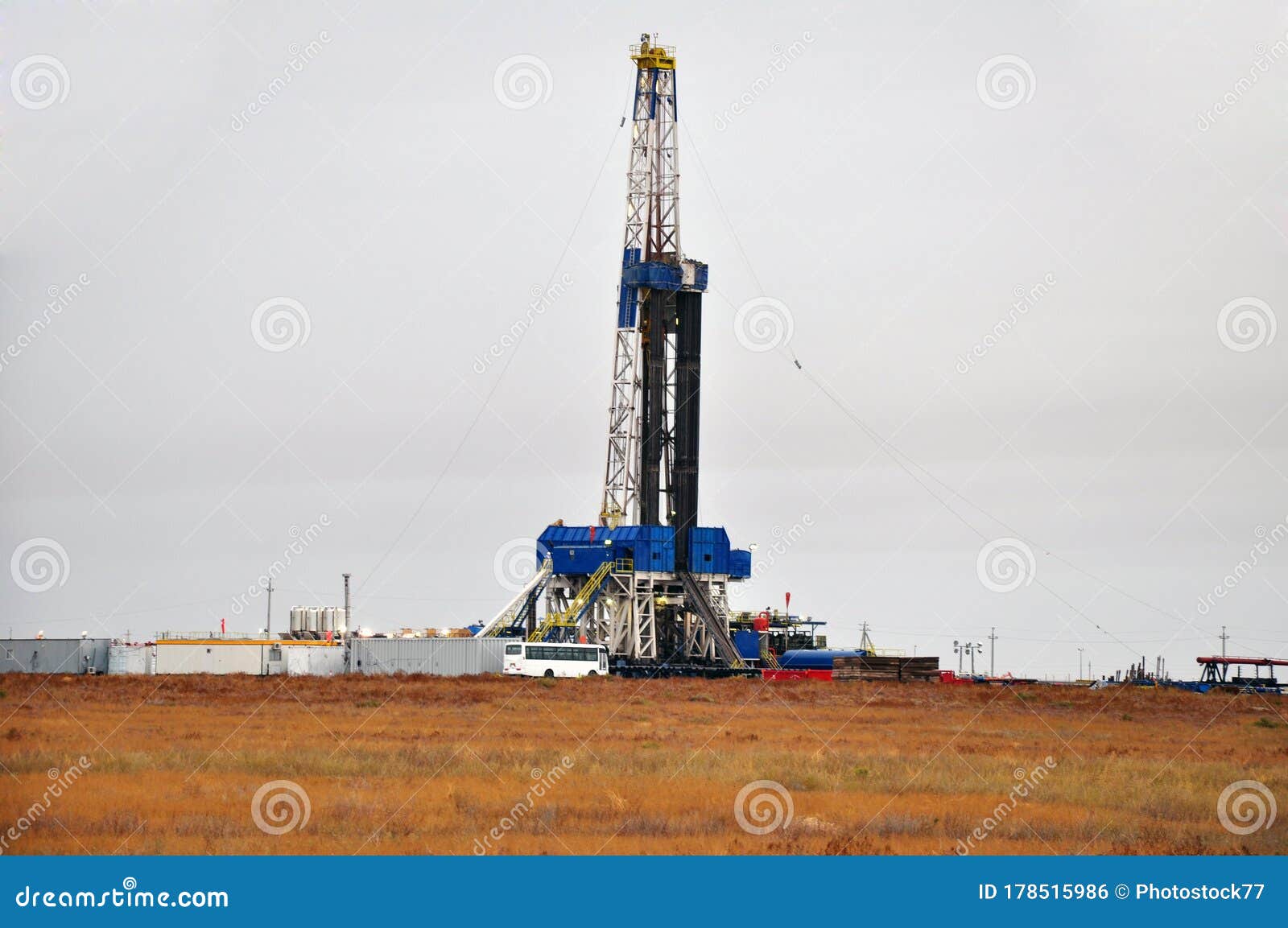 The onshore drilling rig stock photo. Image of industrial - 178515986