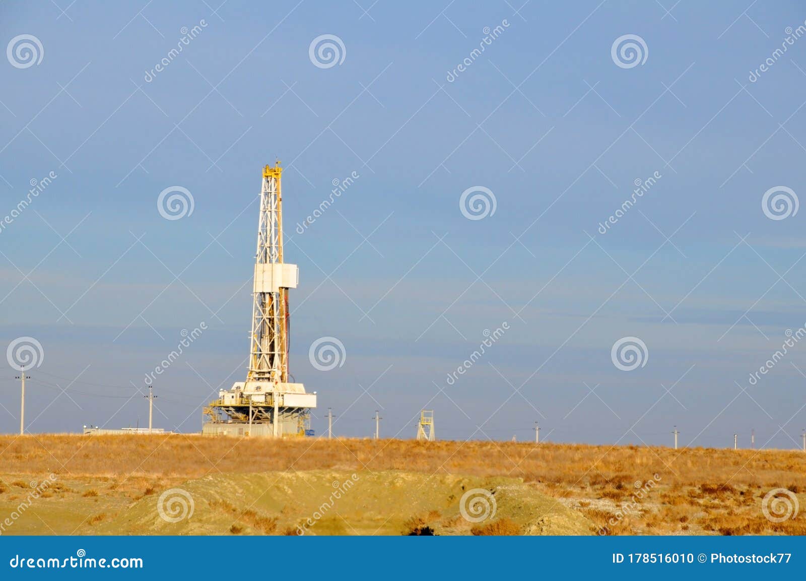The onshore drilling rig stock photo. Image of derrick - 178516010