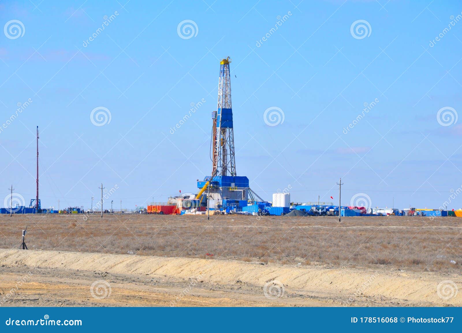 The onshore drilling rig stock photo. Image of technology - 178516068