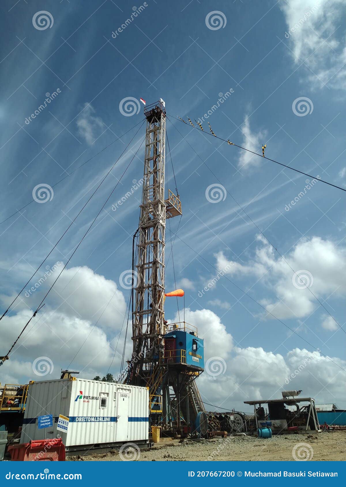 Onshore Rig Tower and the Bright Sky Editorial Image - Image of onshore ...