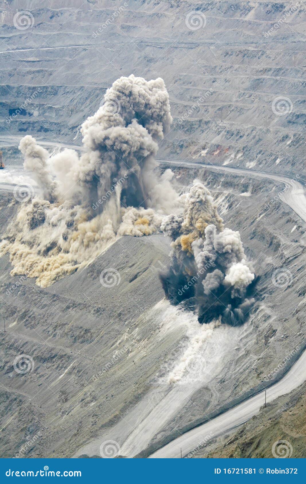 Ontploffing stock afbeelding. Image of stof, kalksteen - 16721581