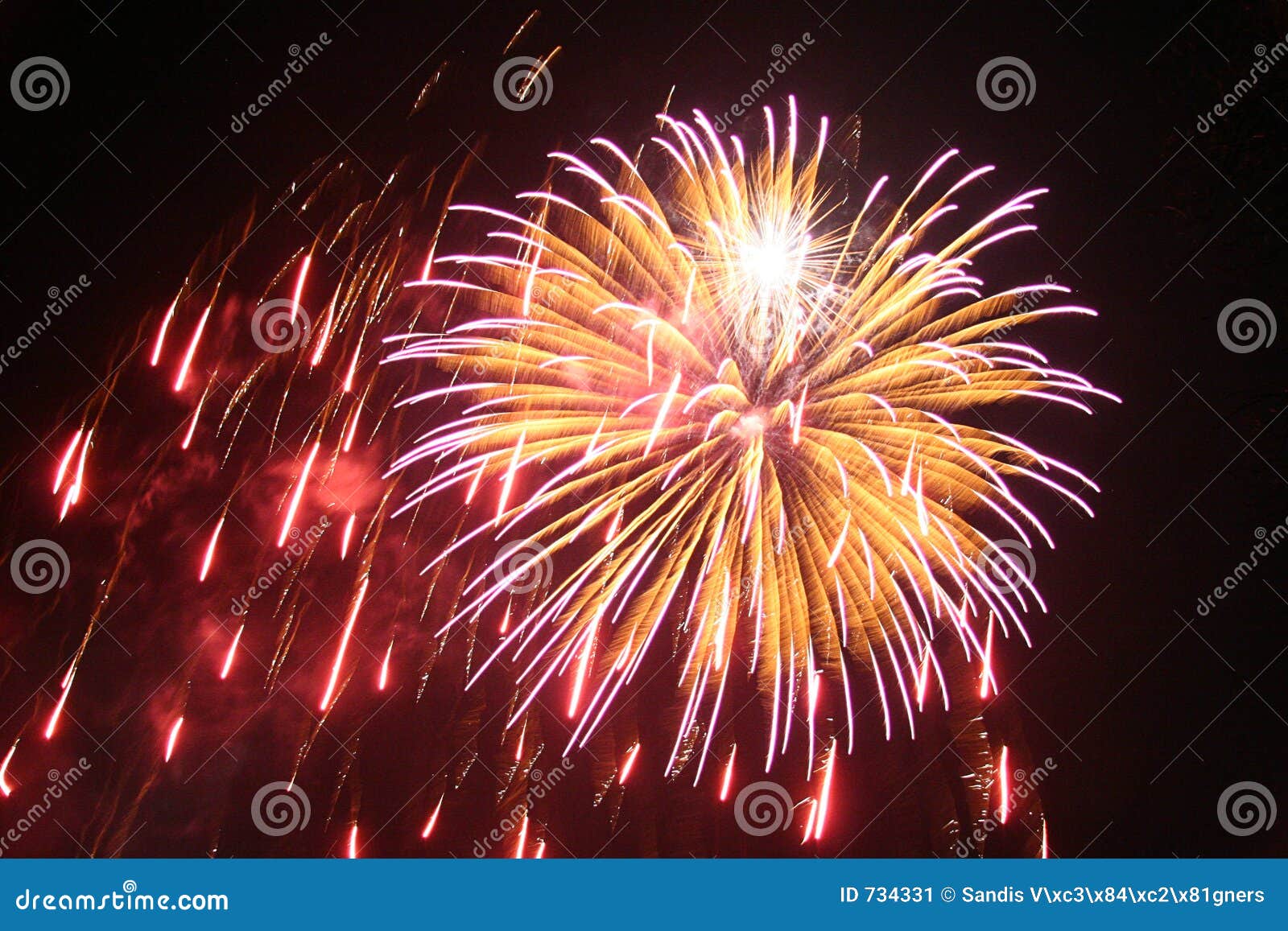 Ontploffing 2 Van Het Vuurwerk Stock Afbeelding - Image of gebeurtenis ...