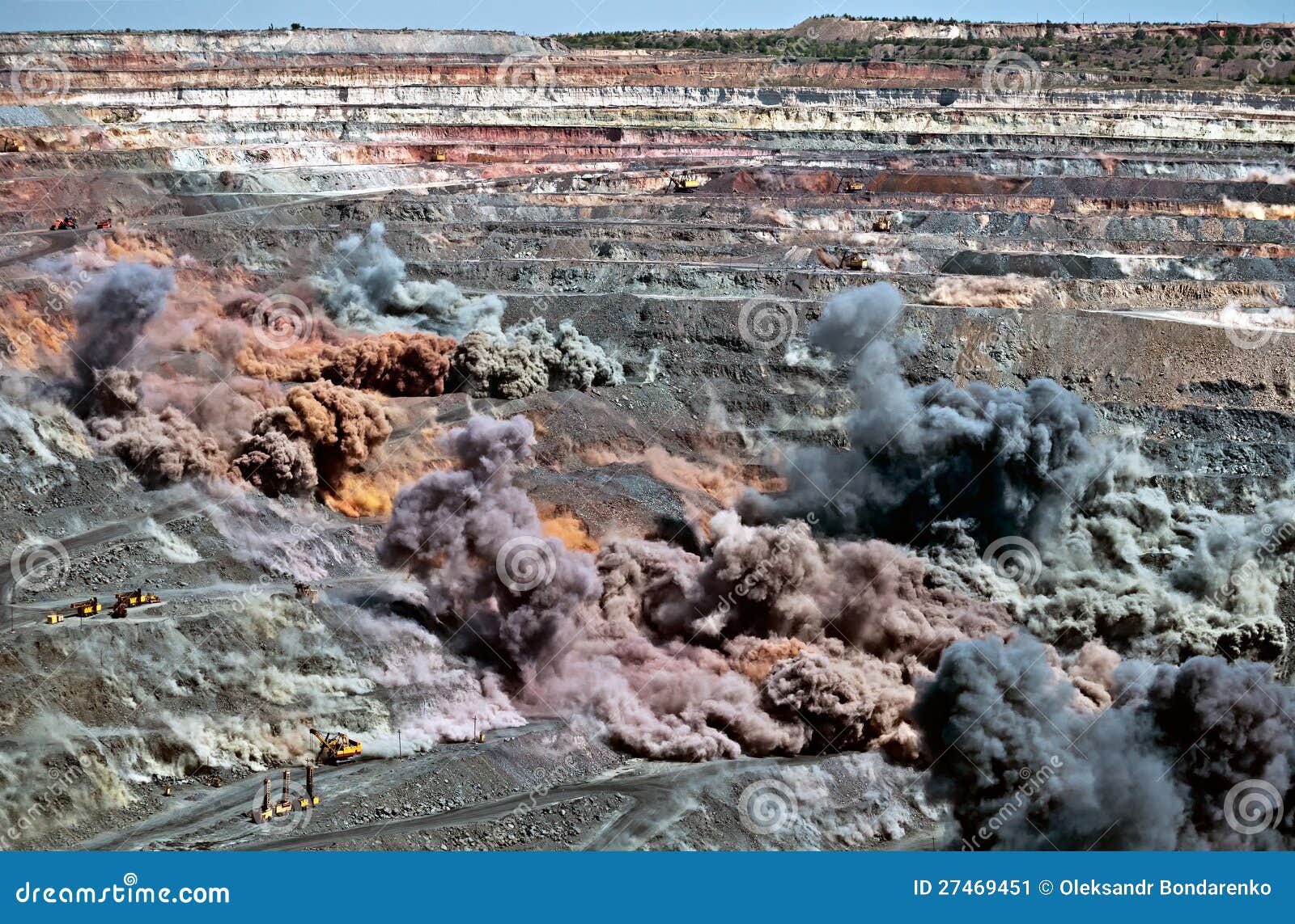 Ontploffing in Open - Gegoten Mijn Stock Afbeelding - Image of ijzer ...