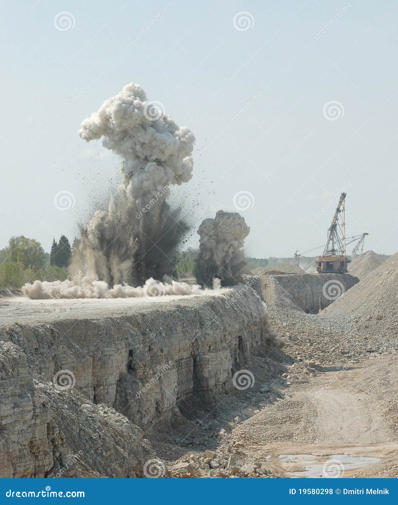 Ontploffing in open kuil stock foto. Image of aarde, dynamiet - 19580298