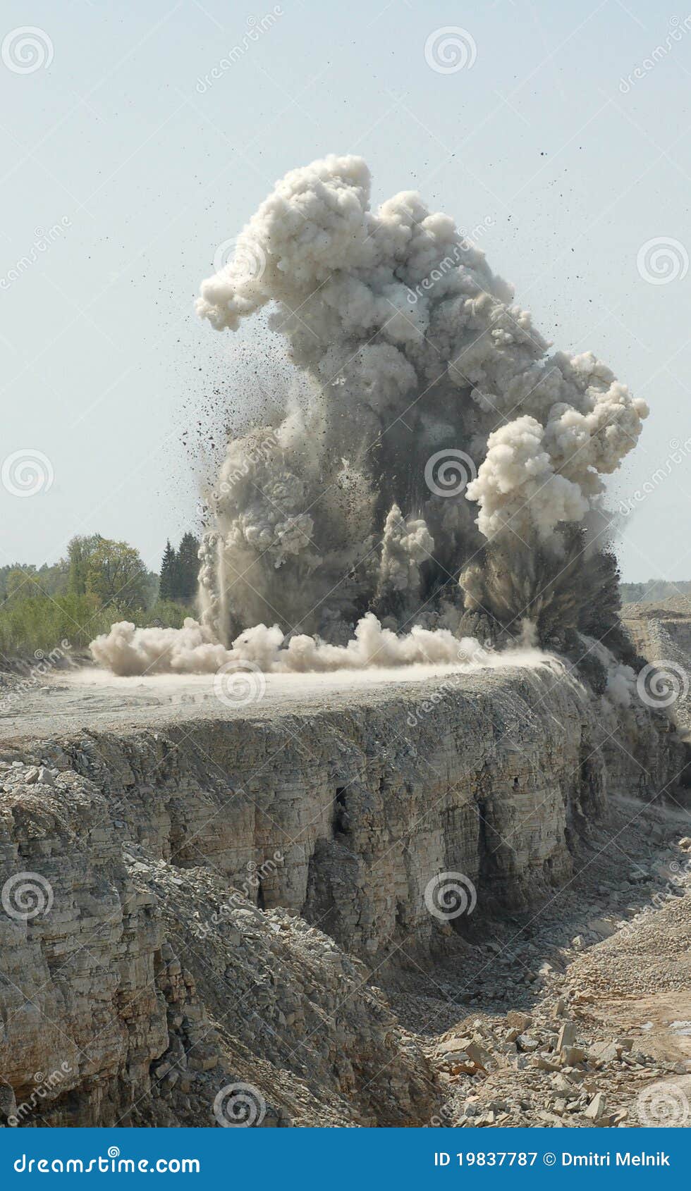 Ontploffing in open kuil stock afbeelding. Image of machine - 19837787