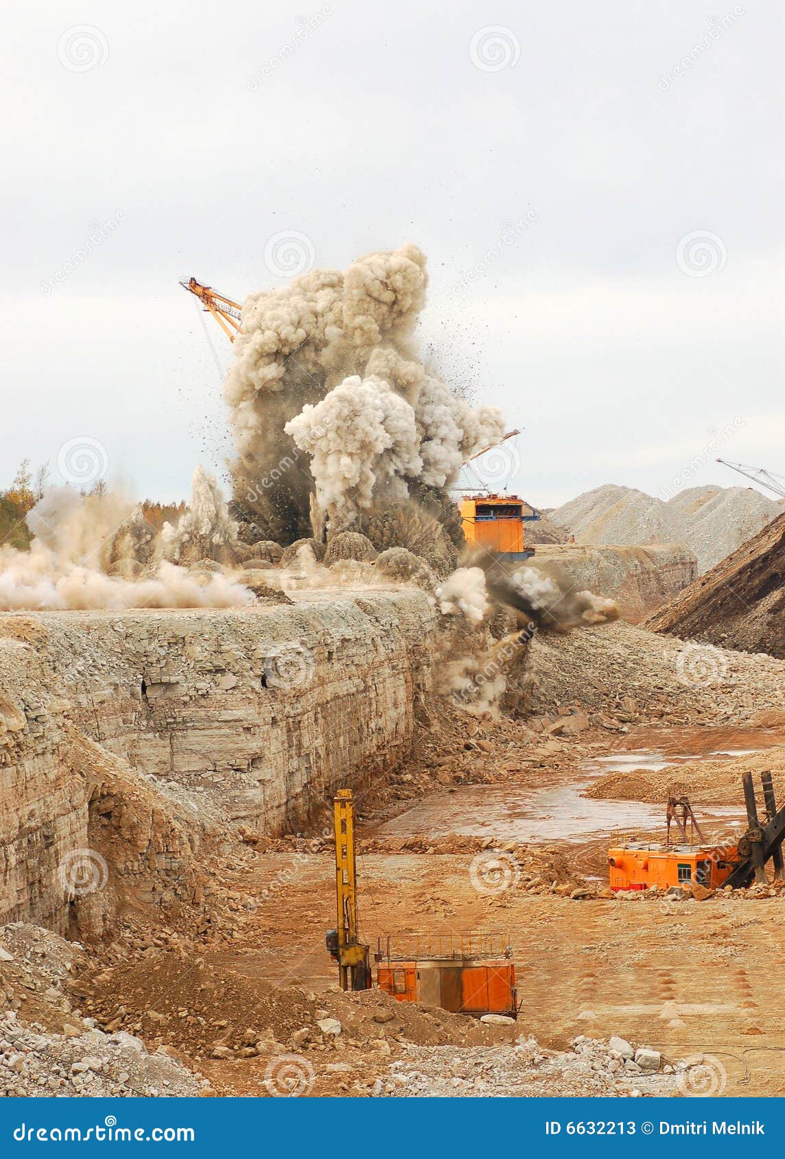 Ontploffing in open kuil stock afbeelding. Image of mineraal - 6632213