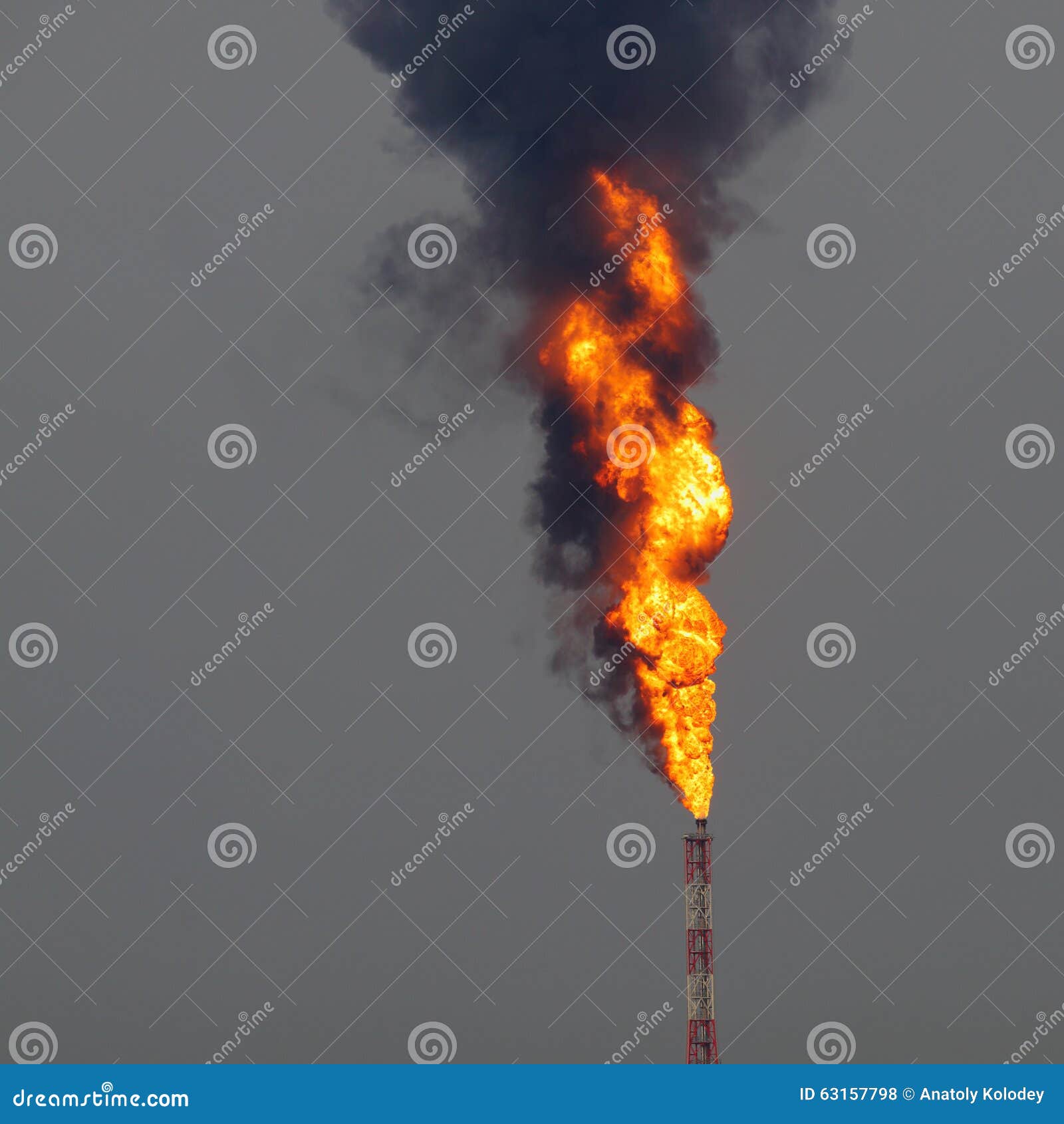 Ontploffing Van Brand Van Raffinaderijstapel Stock Foto - Image of ...