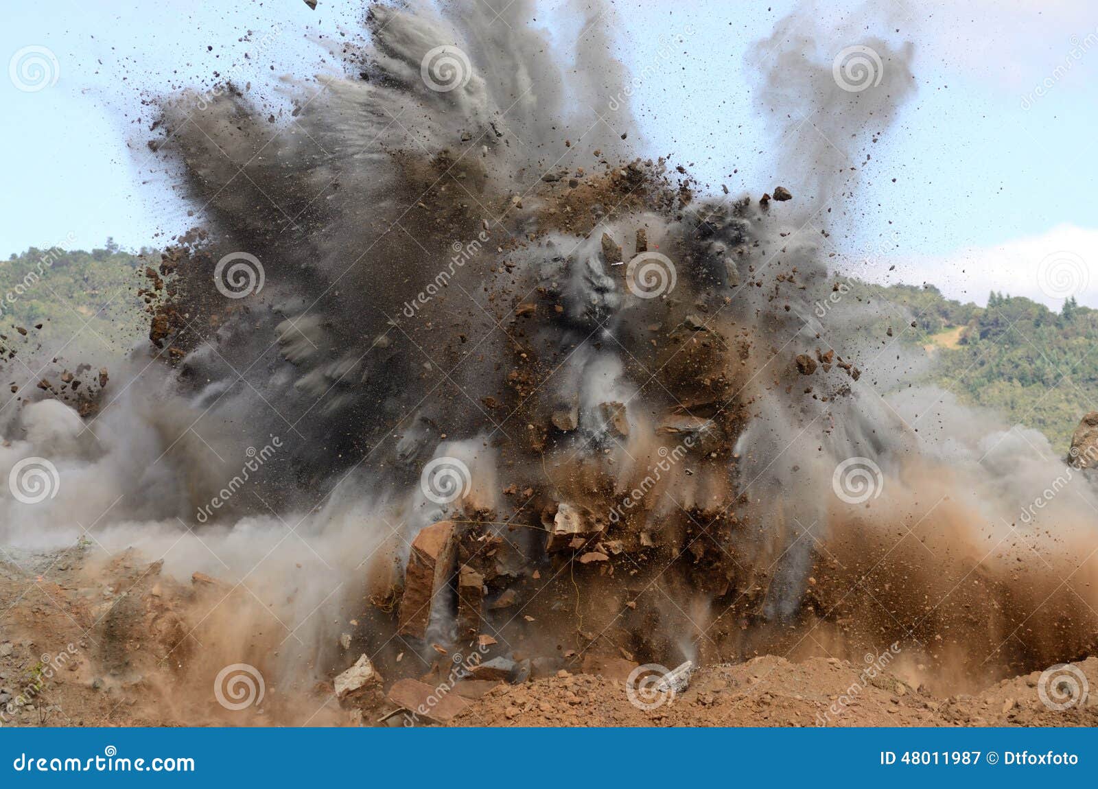 Ontploffing 4 Van De Luchtheuvel Stock Afbeelding - Image of bouw ...