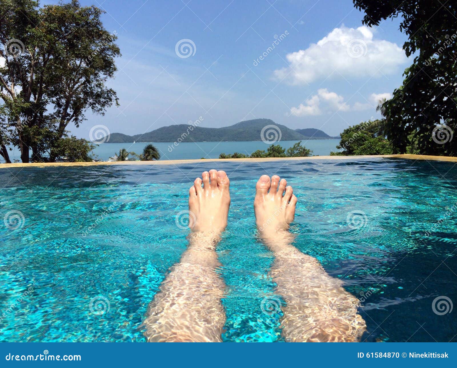 Ontspan stock foto. Image of overzees, ontspan, zwembad - 61584870