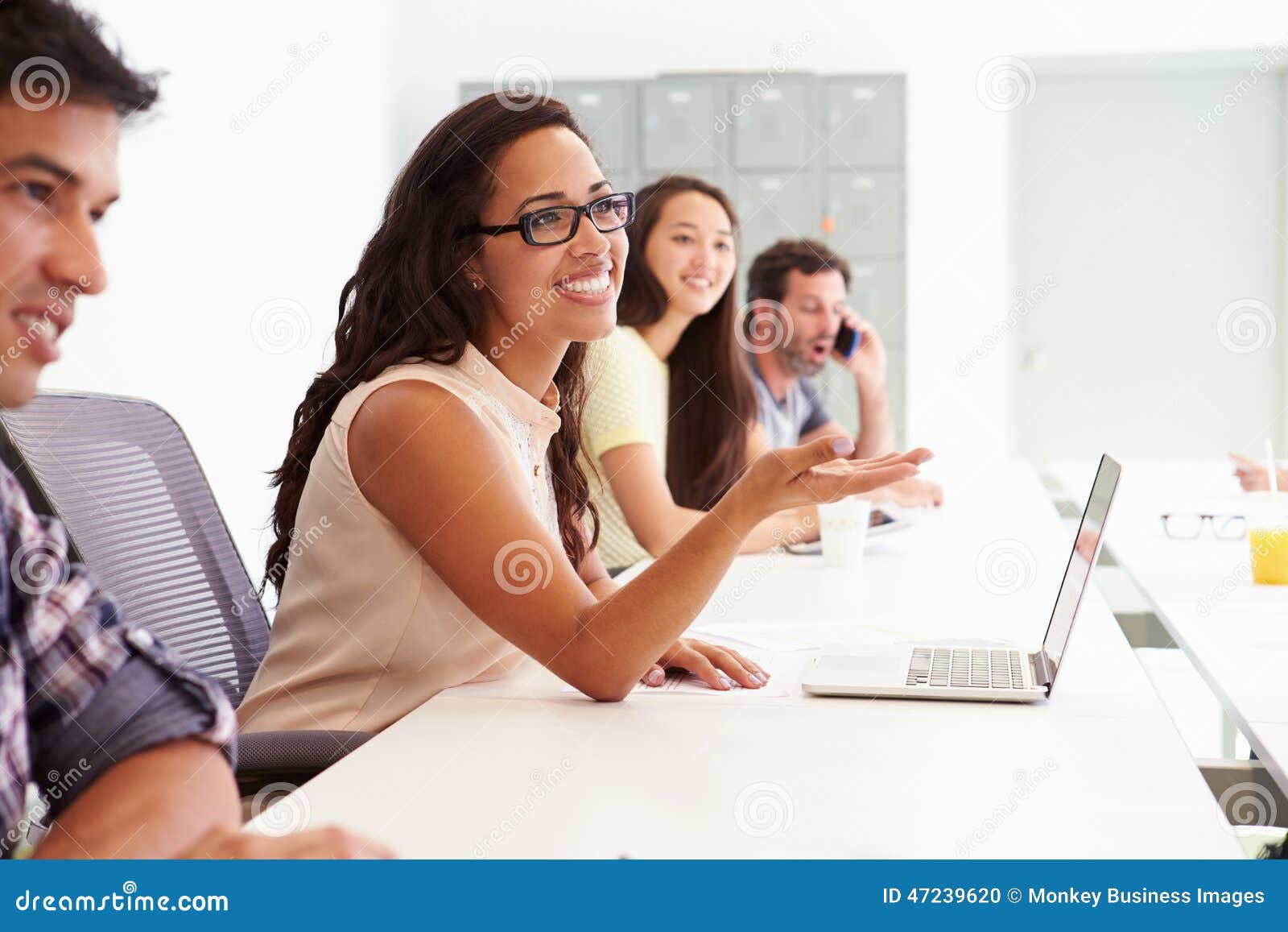 Ontwerp Team Collaborating on Project Together Stock Foto - Image of ...