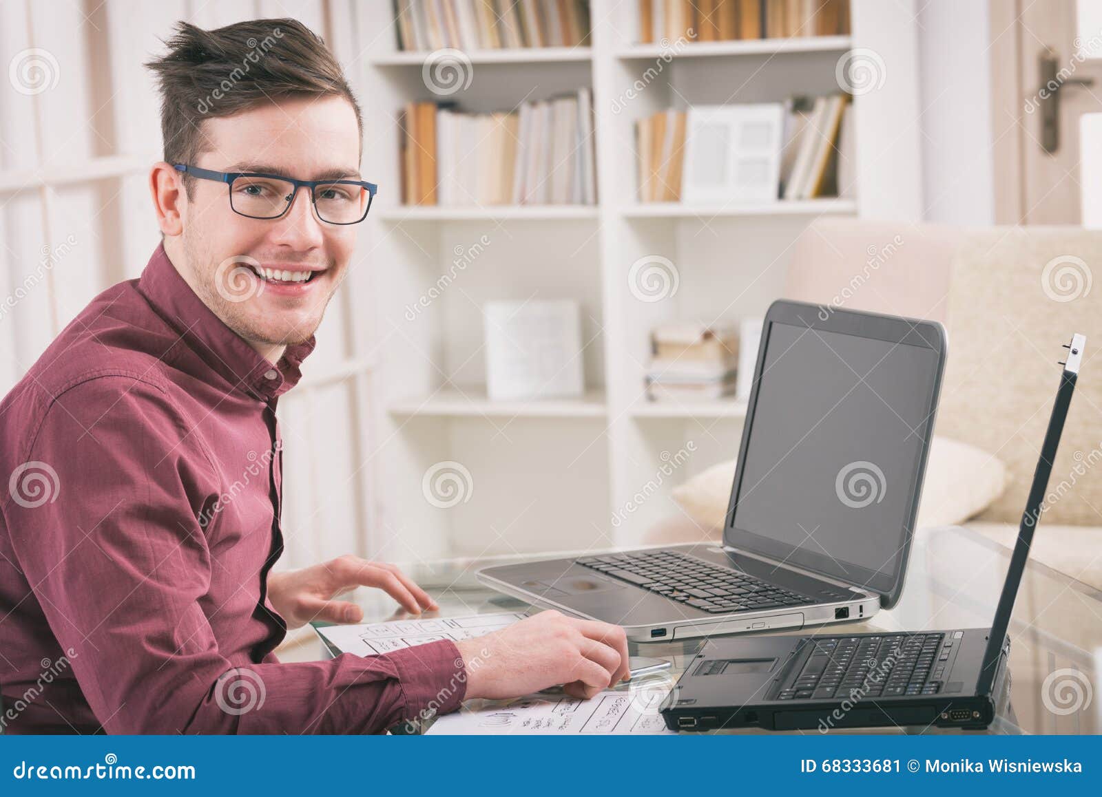 Ontwerper of Programmeur Op Het Werk Stock Afbeelding - Image of modern ...