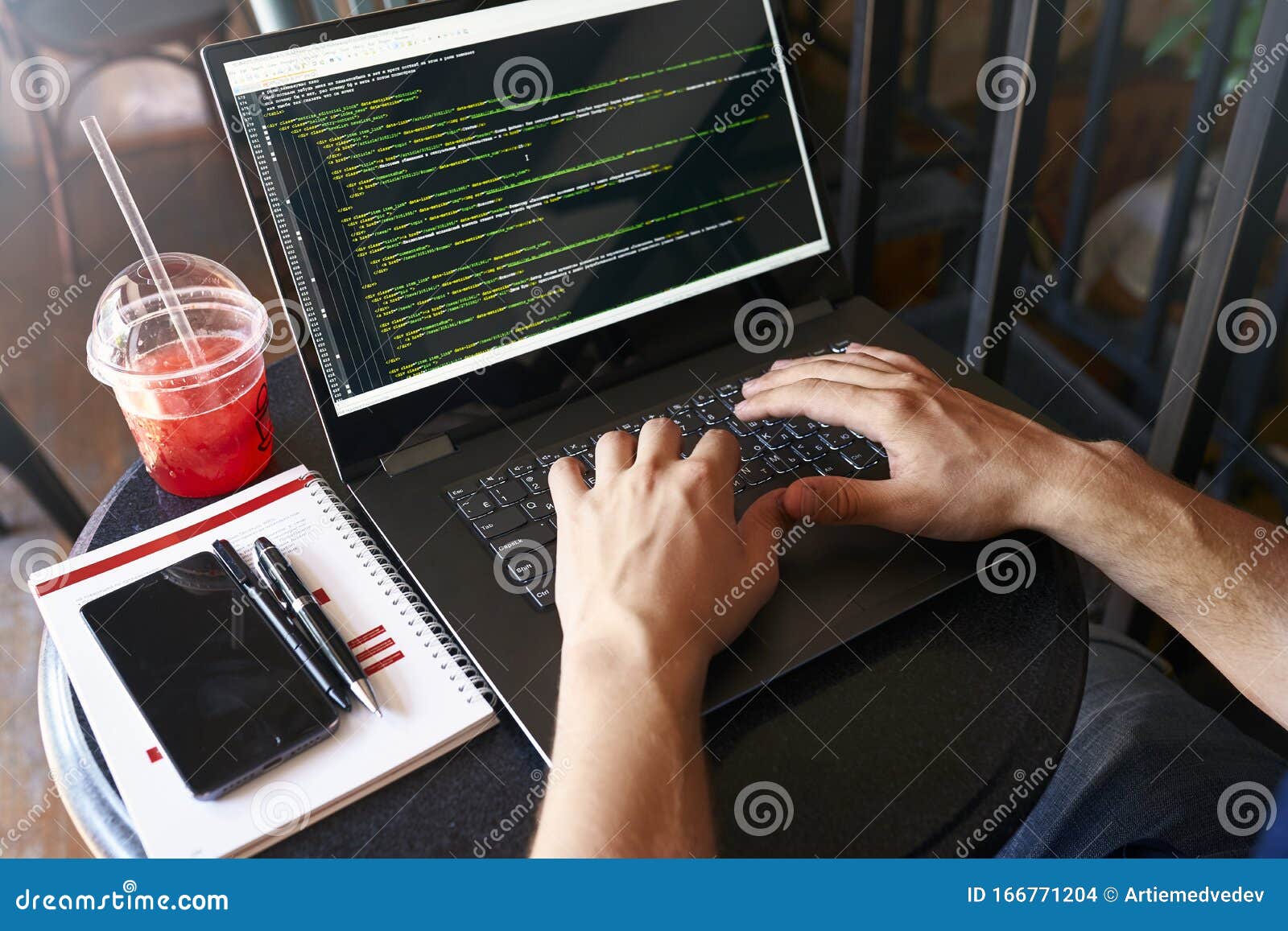 Ontwikkelaar Programmeur Met Laptop Programmacode En Scriptgegevens Op ...