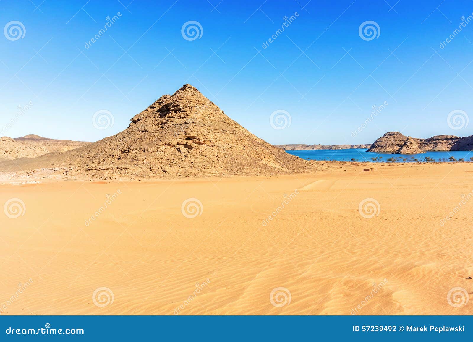 Oostelijk Woestijn En Meer Nasser in Egypte Stock Foto - Image of zand ...