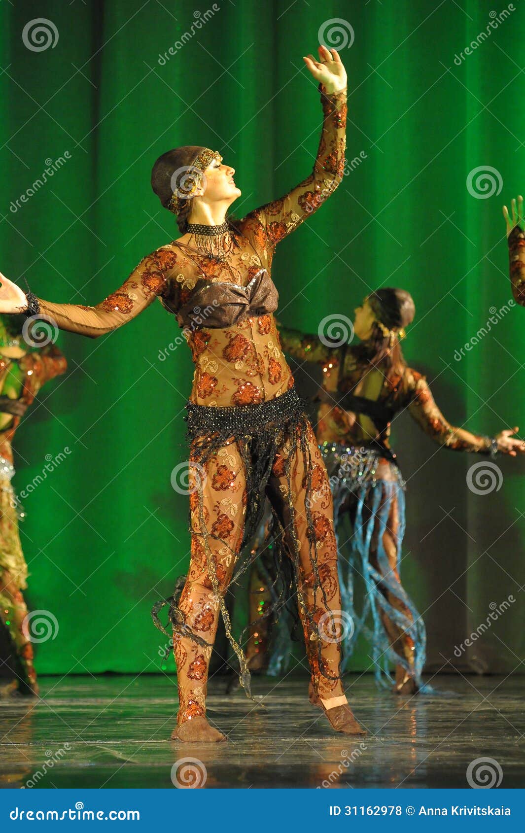 Oosterse dans op stadium redactionele stock foto. Image of festival ...