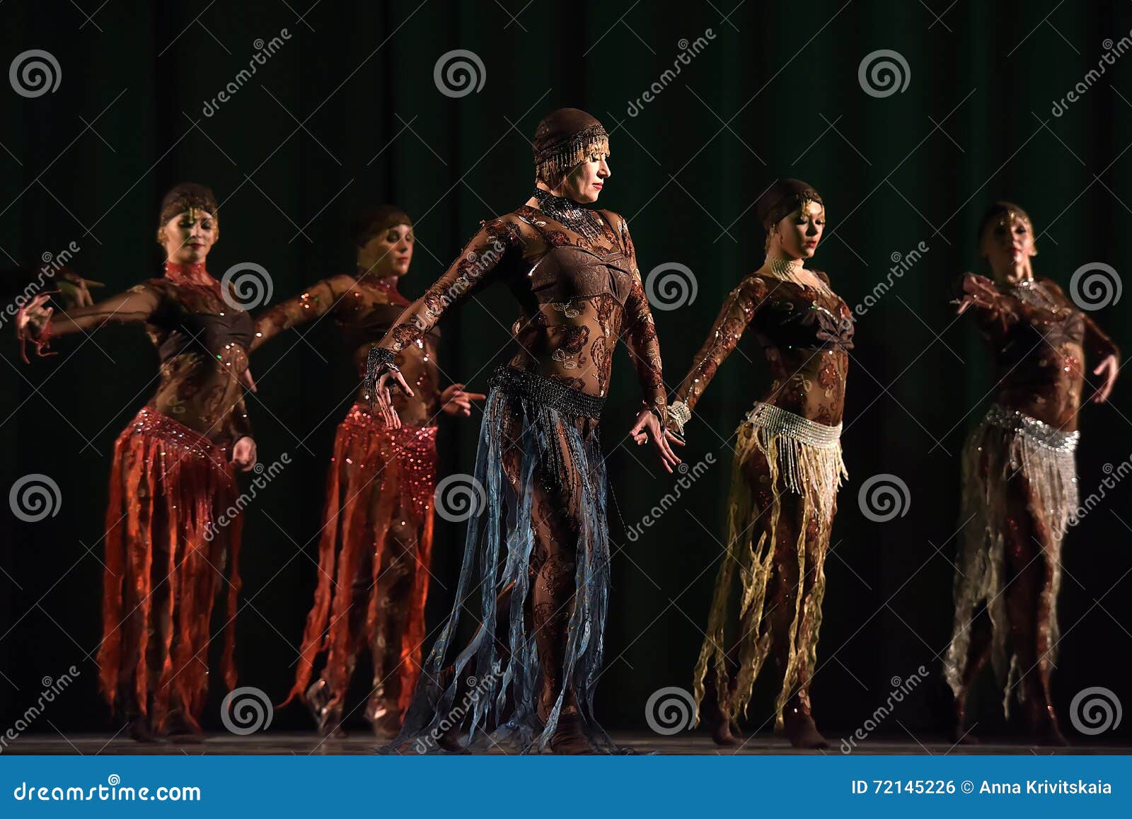 Oosterse dans op stadium redactionele foto. Image of dans - 72145226