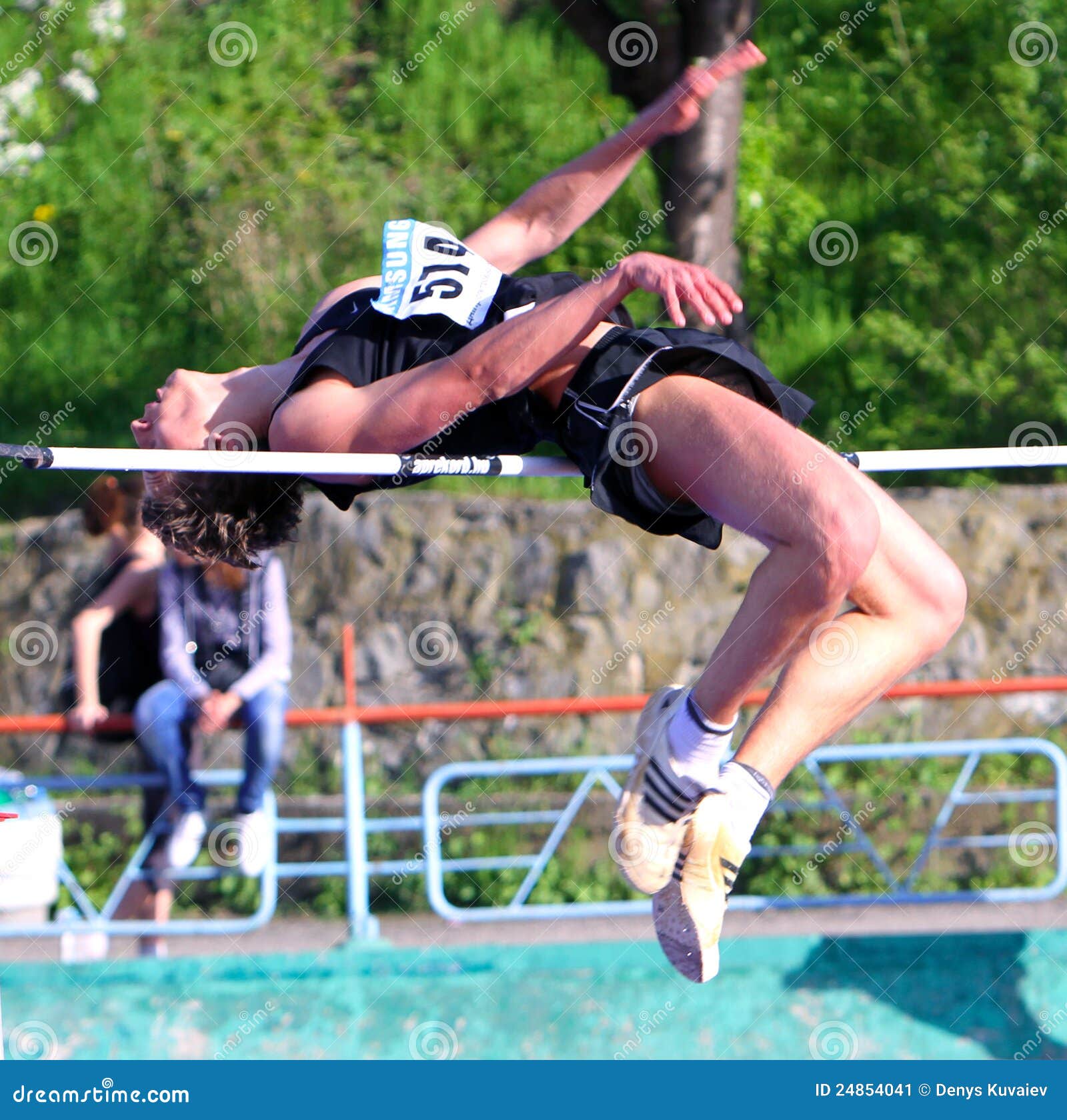 Op de hoogspringen redactionele foto. Image of concurreer - 24854041