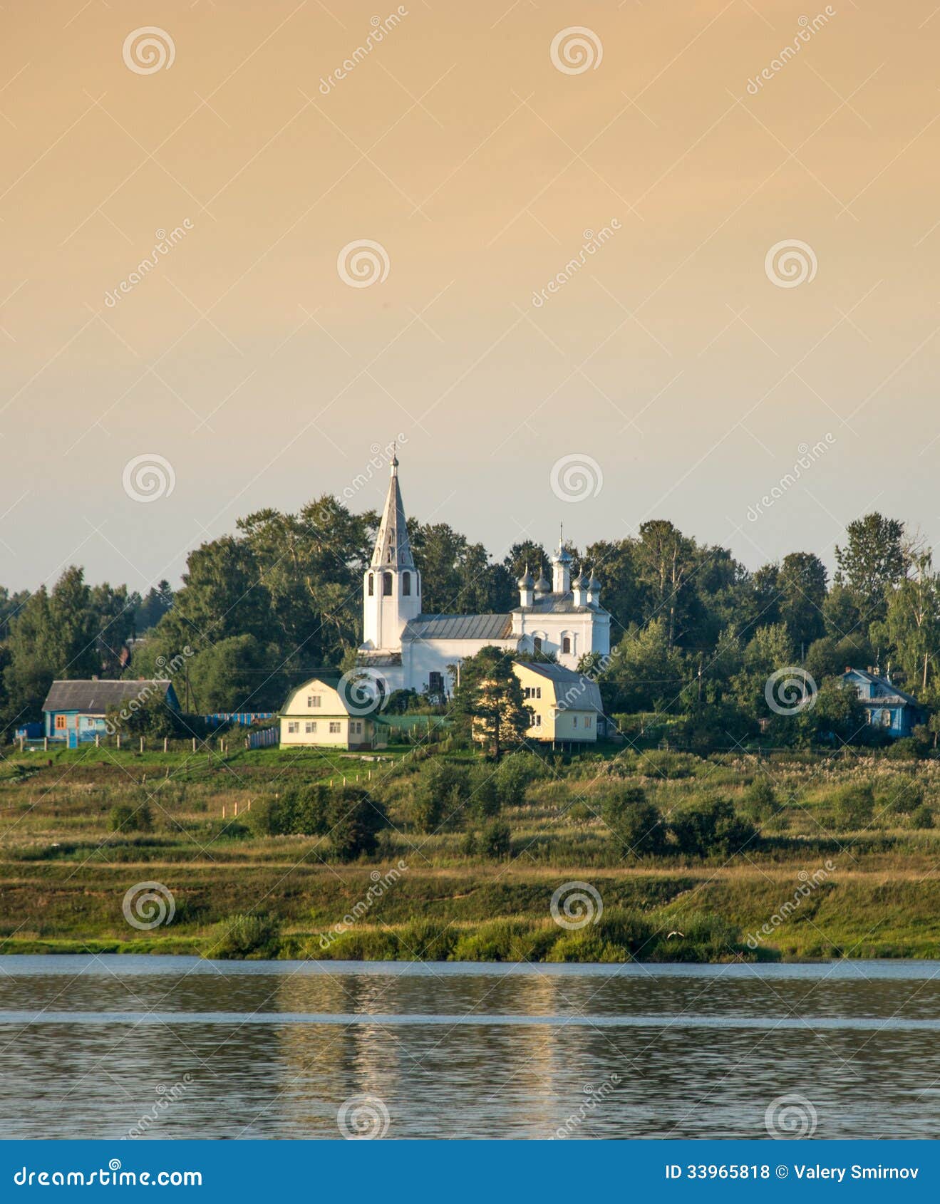 Op de rivier Volga stock foto. Image of rivier, dorp - 33965818