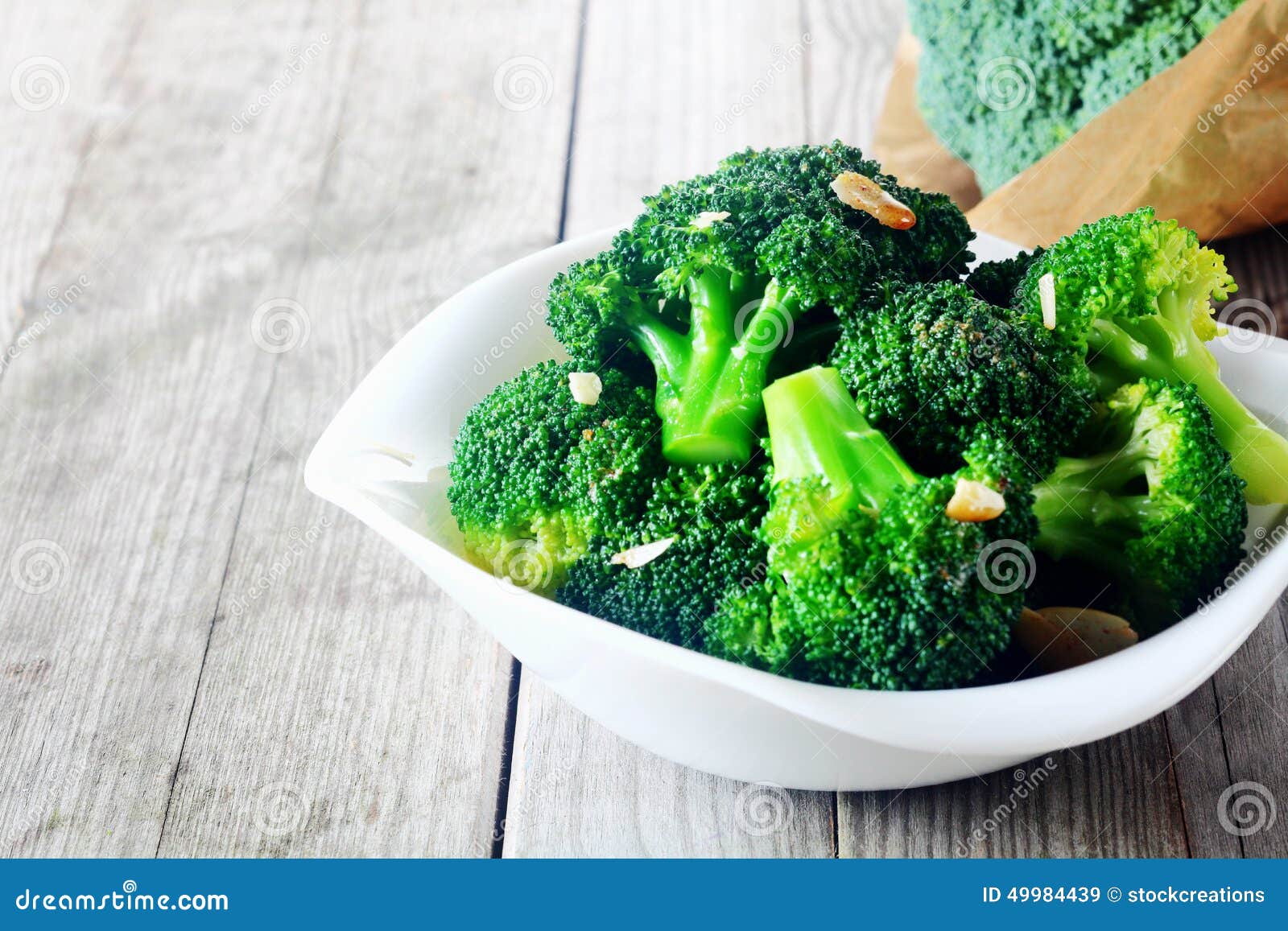 Op Smaak Gebrachte Gestoomde Broccoli Op Witte Plaat Stock Afbeelding ...