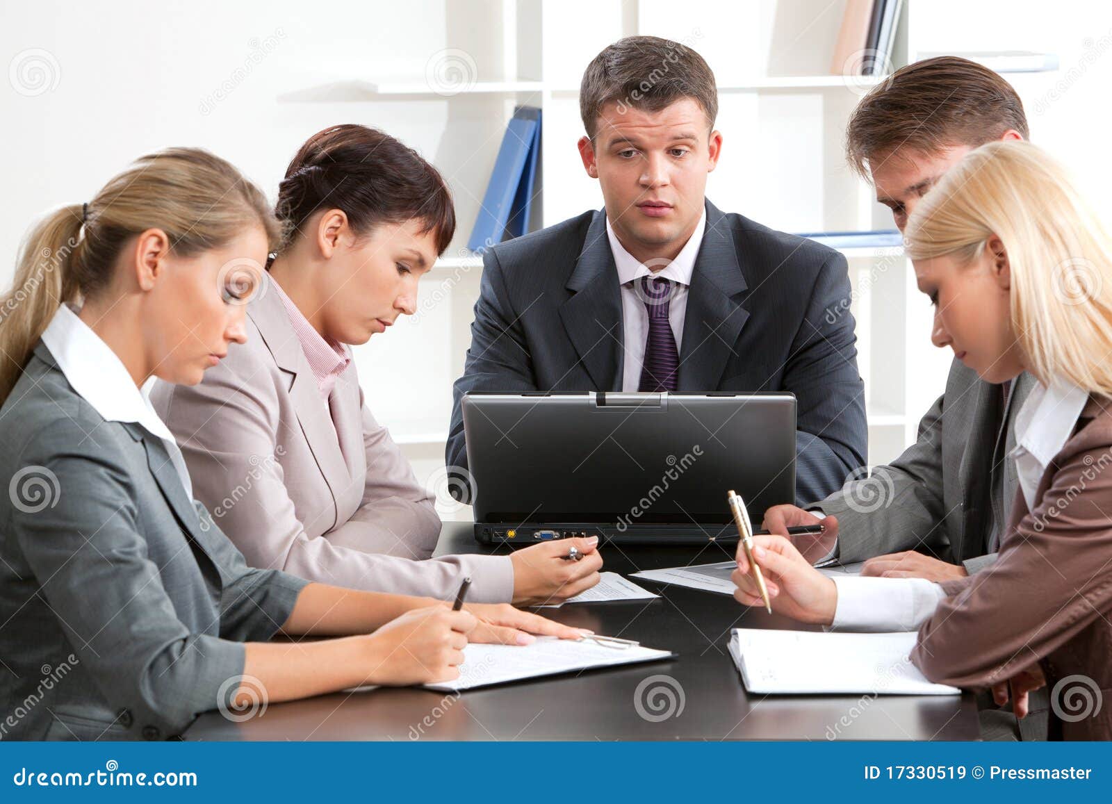 Op vergadering stock afbeelding. Image of zakenvrouw - 17330519