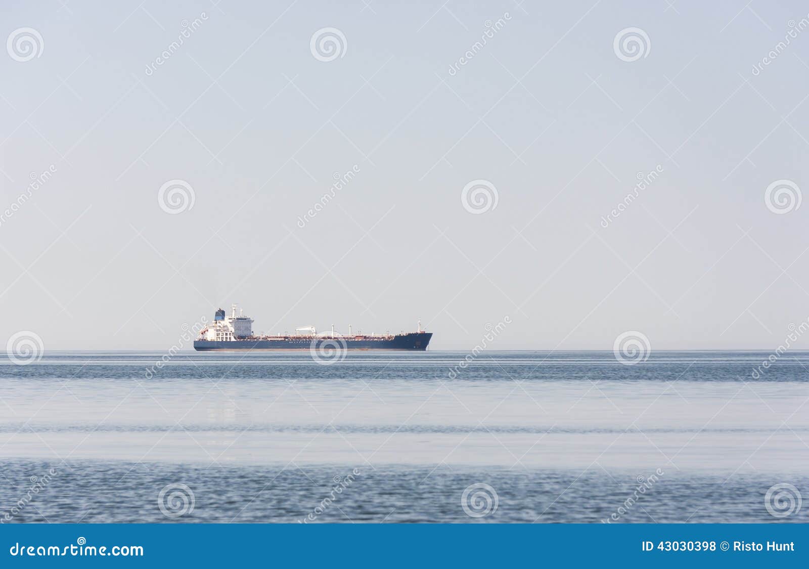 Op Zee Tanker of Vrachtschip Stock Foto - Image of industrie, blauw ...