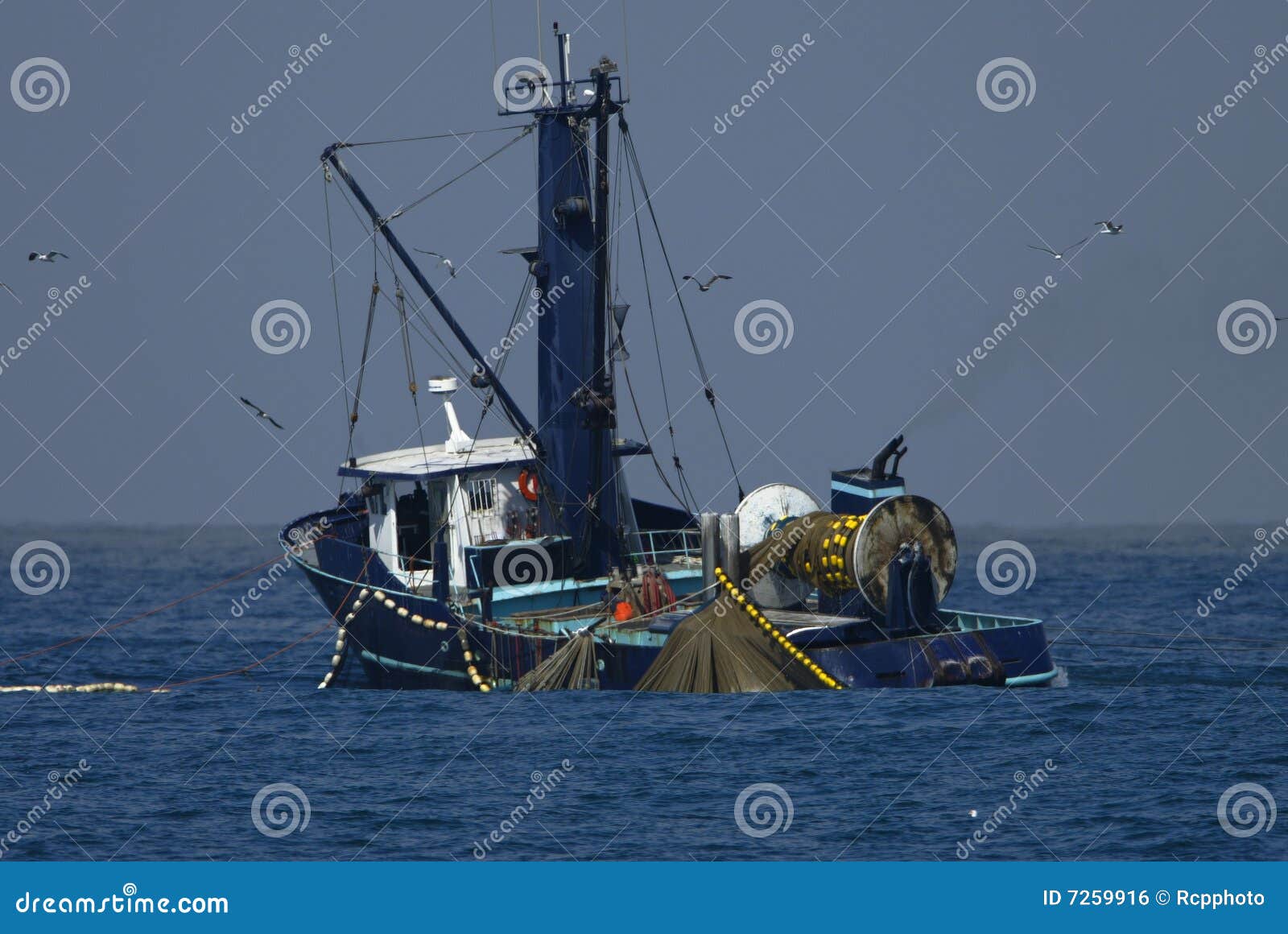 Op zee Vissersboot stock foto. Image of visserij, boot - 7259916
