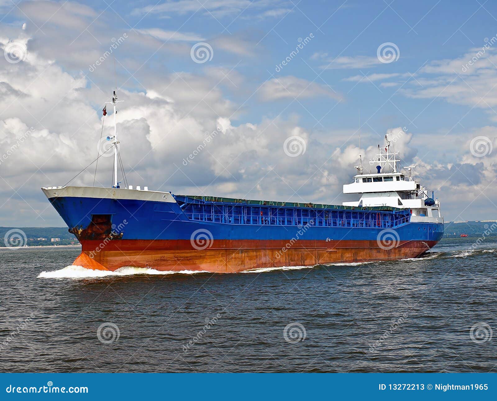 Op zee vrachtschip stock afbeelding. Image of metaal - 13272213