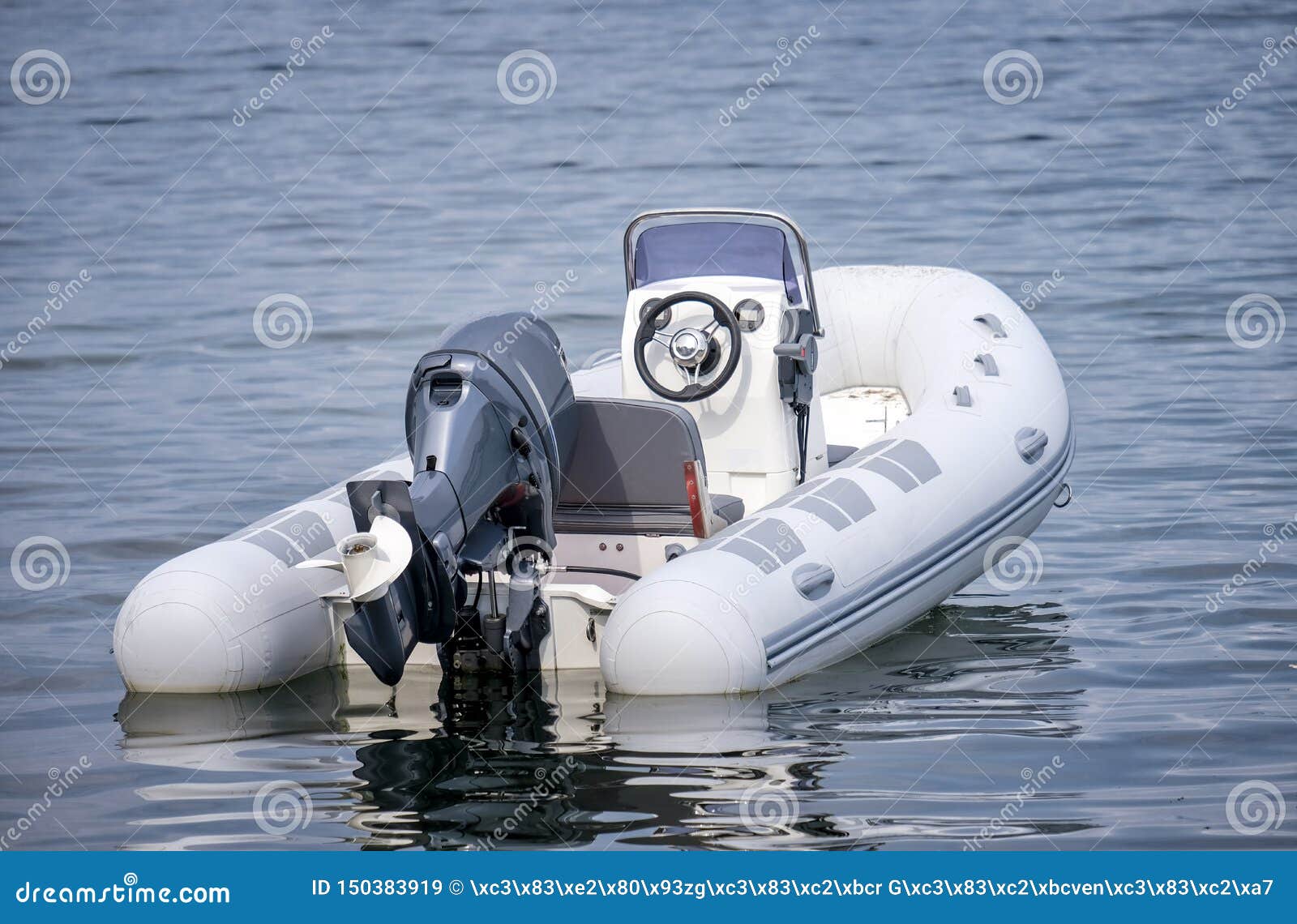 Opblaasbare Motorboot Die Op Zee Drijven Stock Afbeelding - Image of ...
