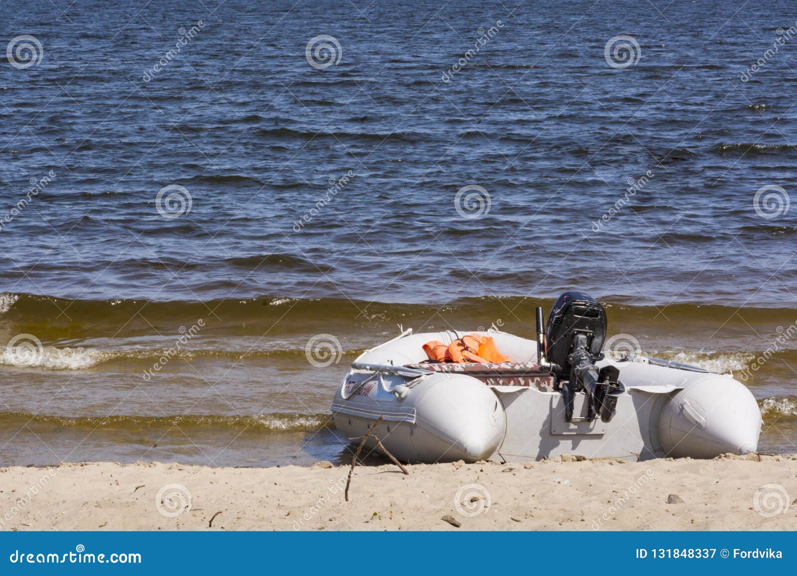 Opblaasbare Reddingsboot Met Een Motor Stock Afbeelding - Image of ...