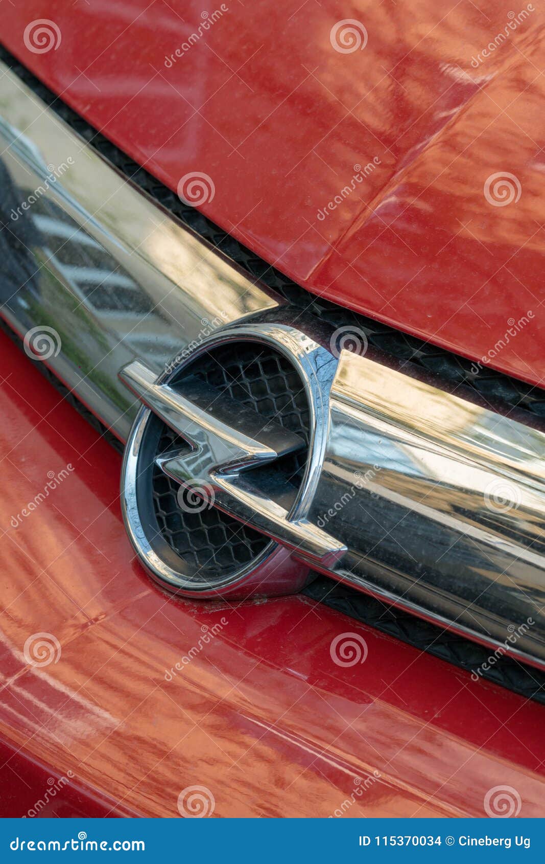 Opel-Emblem Auf Einem Roten Auto Redaktionelles Stockbild - Bild von ...