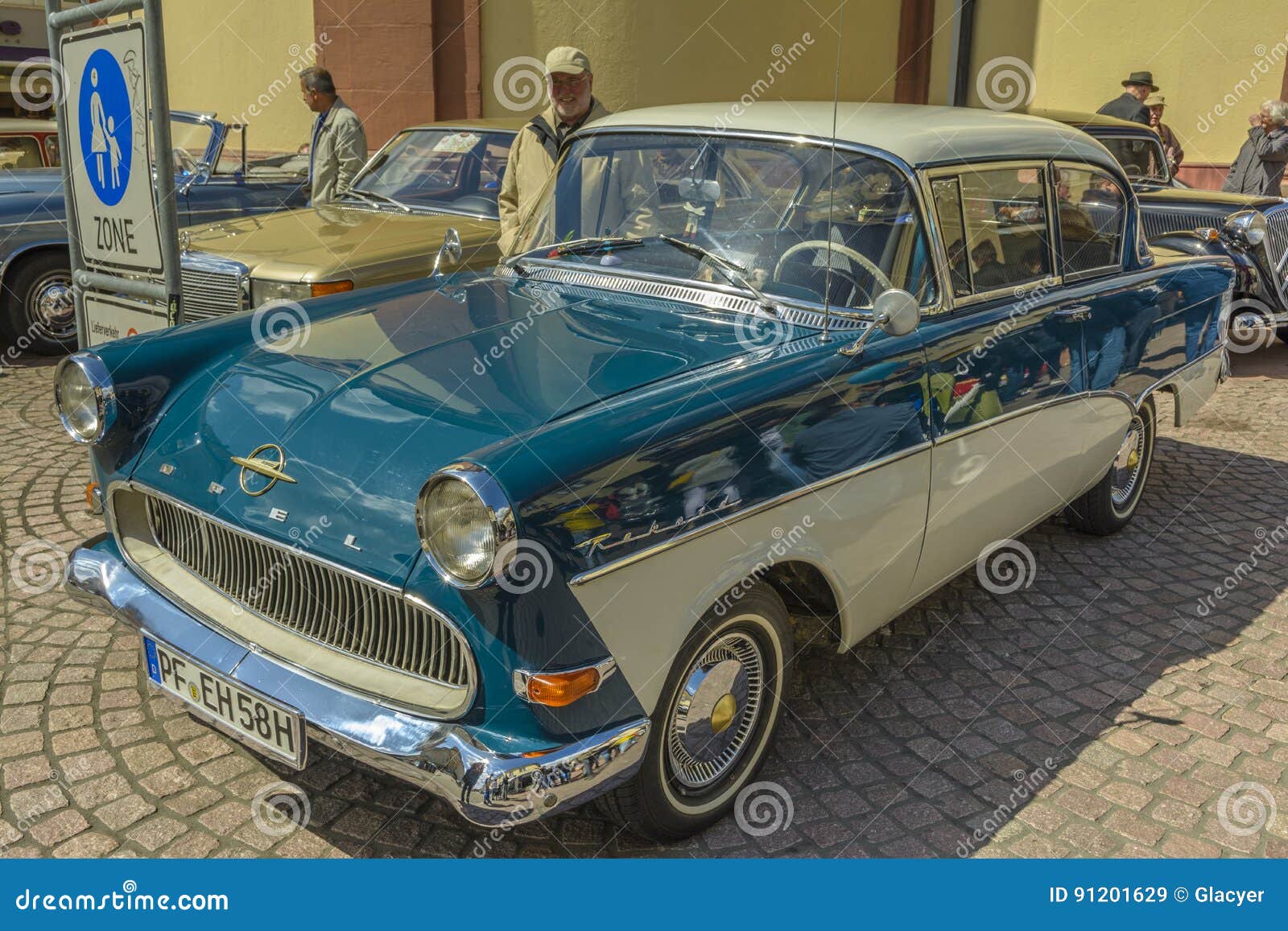 Opel Rekord, Oldtimer redaktionelles stockbild. Bild von nostalgie ...