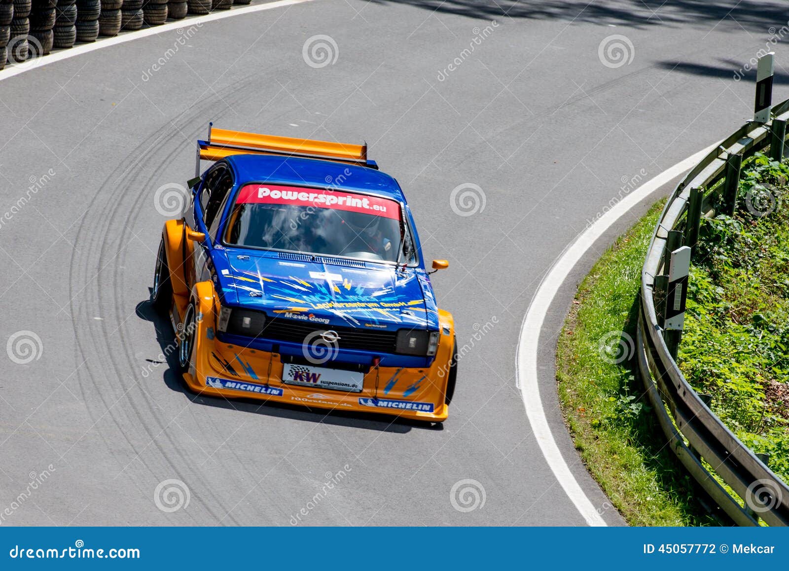 Opel-Rennwagen auf Bahn redaktionelles stockfotografie. Bild von rennen ...