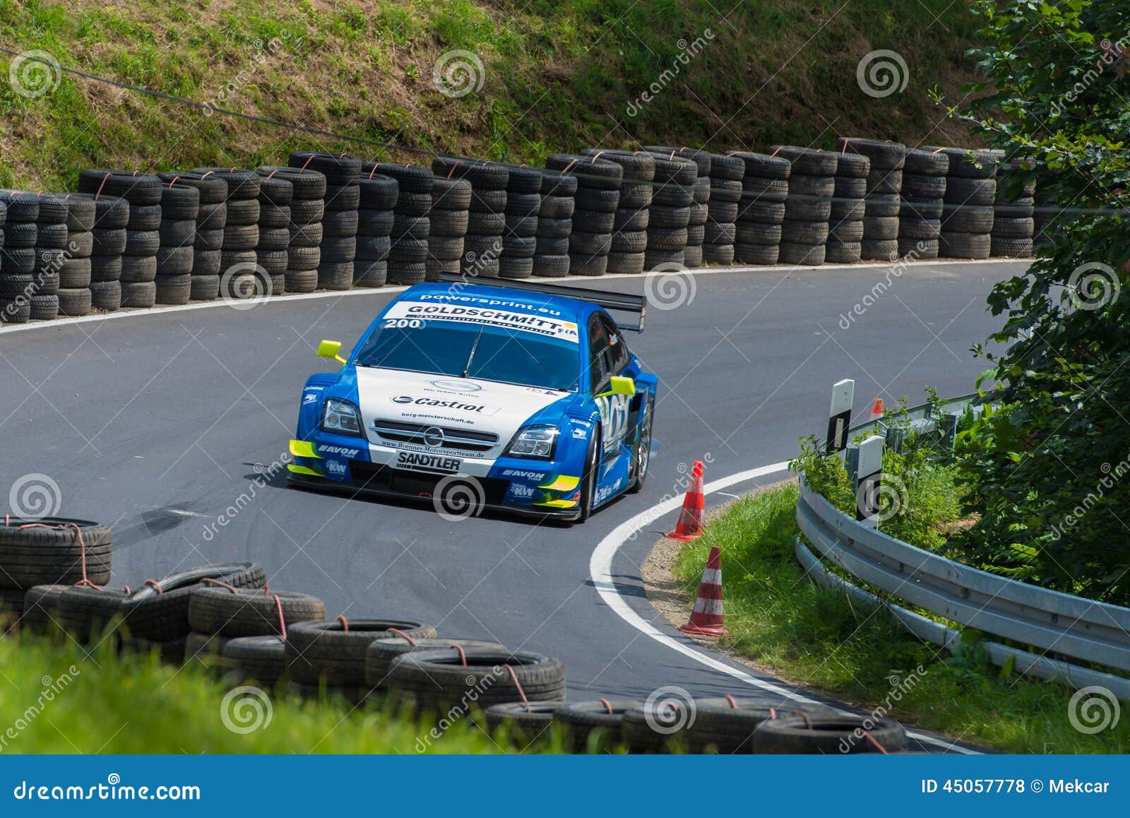Opel-Rennwagen auf Bahn redaktionelles stockfoto. Bild von becher ...