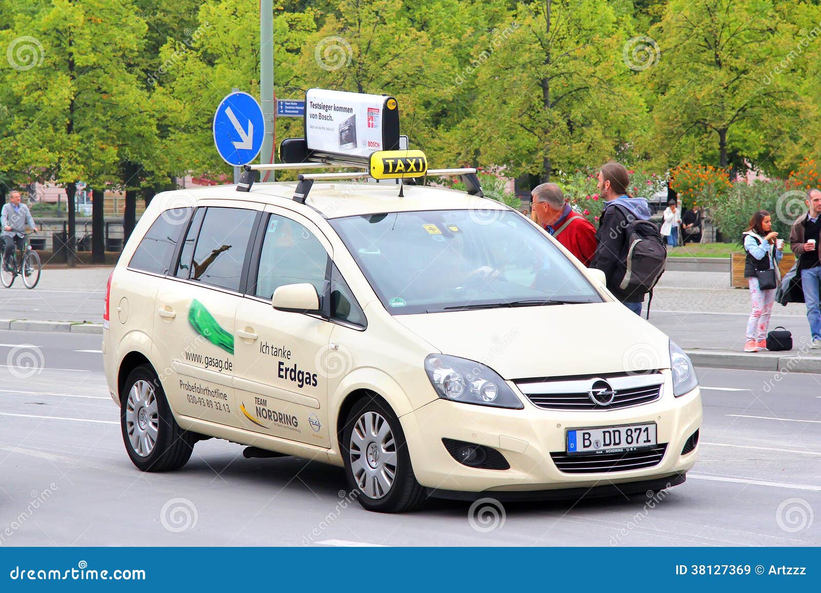 Opel Zafira imagem de stock editorial. Imagem de outono - 38127369